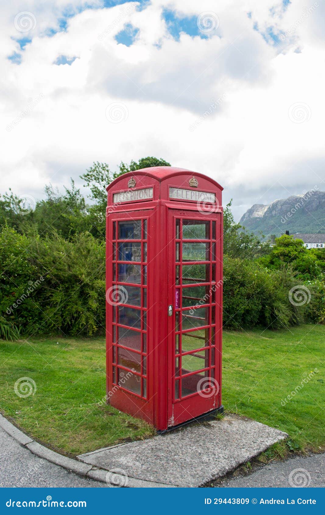 Rode Engelse telefooncel stock afbeelding. Image of engeland - 29443809