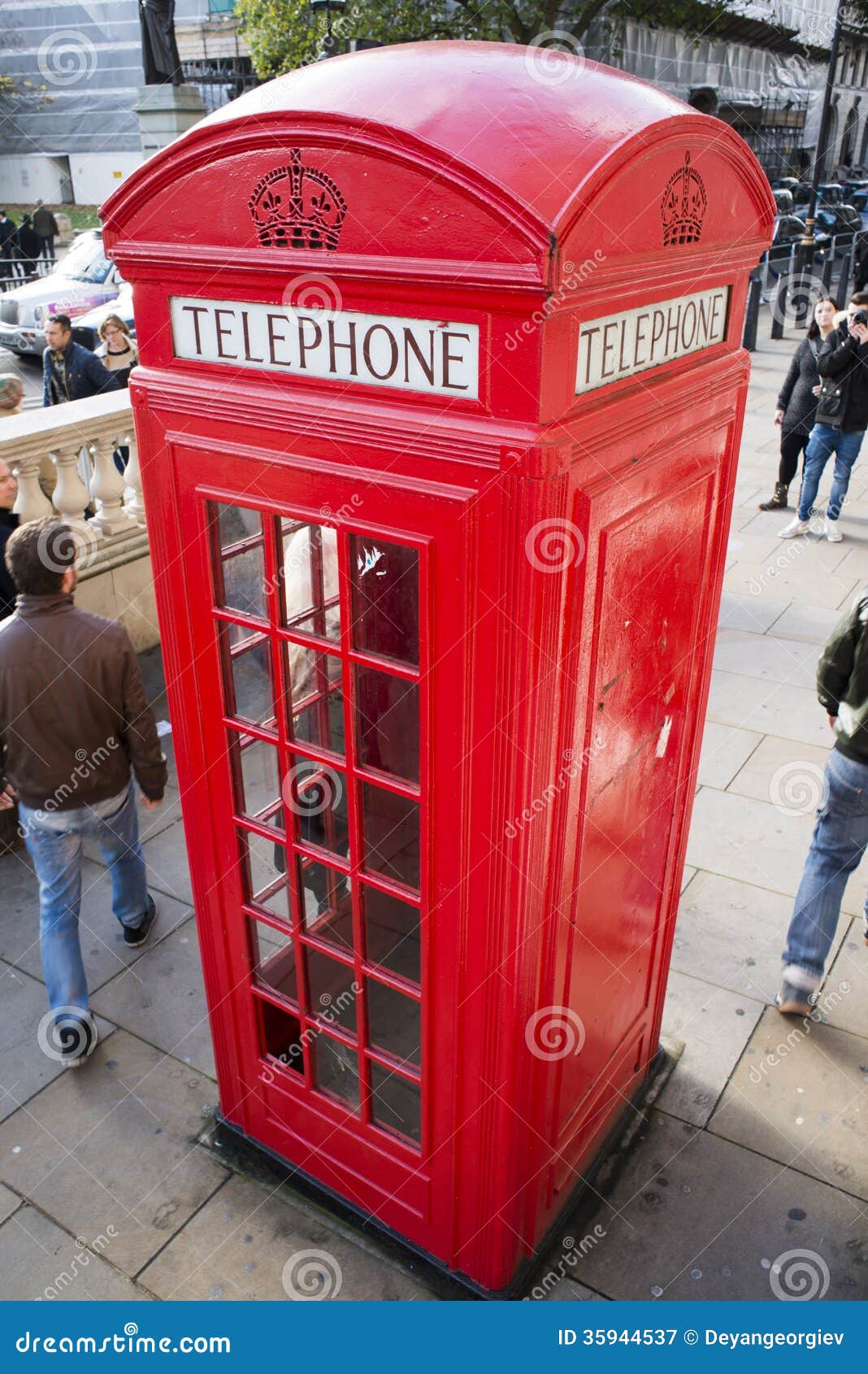 Rode Engelse Telefooncel redactionele fotografie. Image of ...