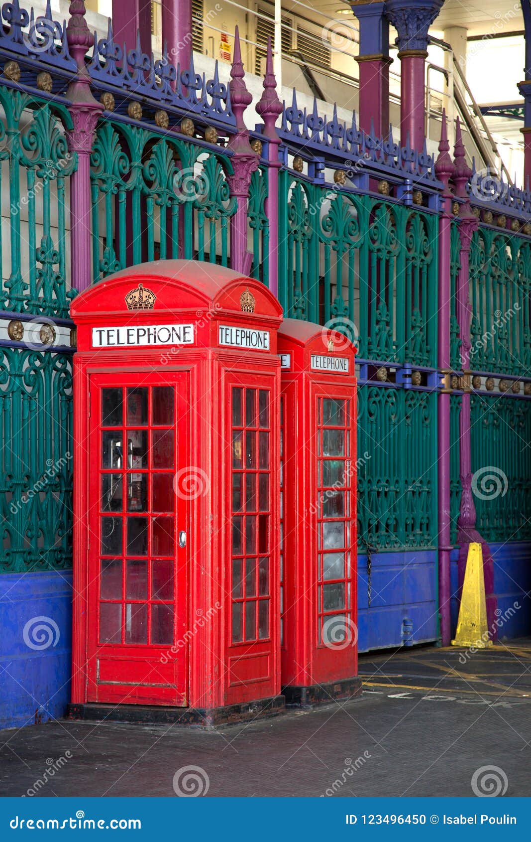 Rode Engelse Telefooncellen Stock Foto - Image of purper, smithfield ...