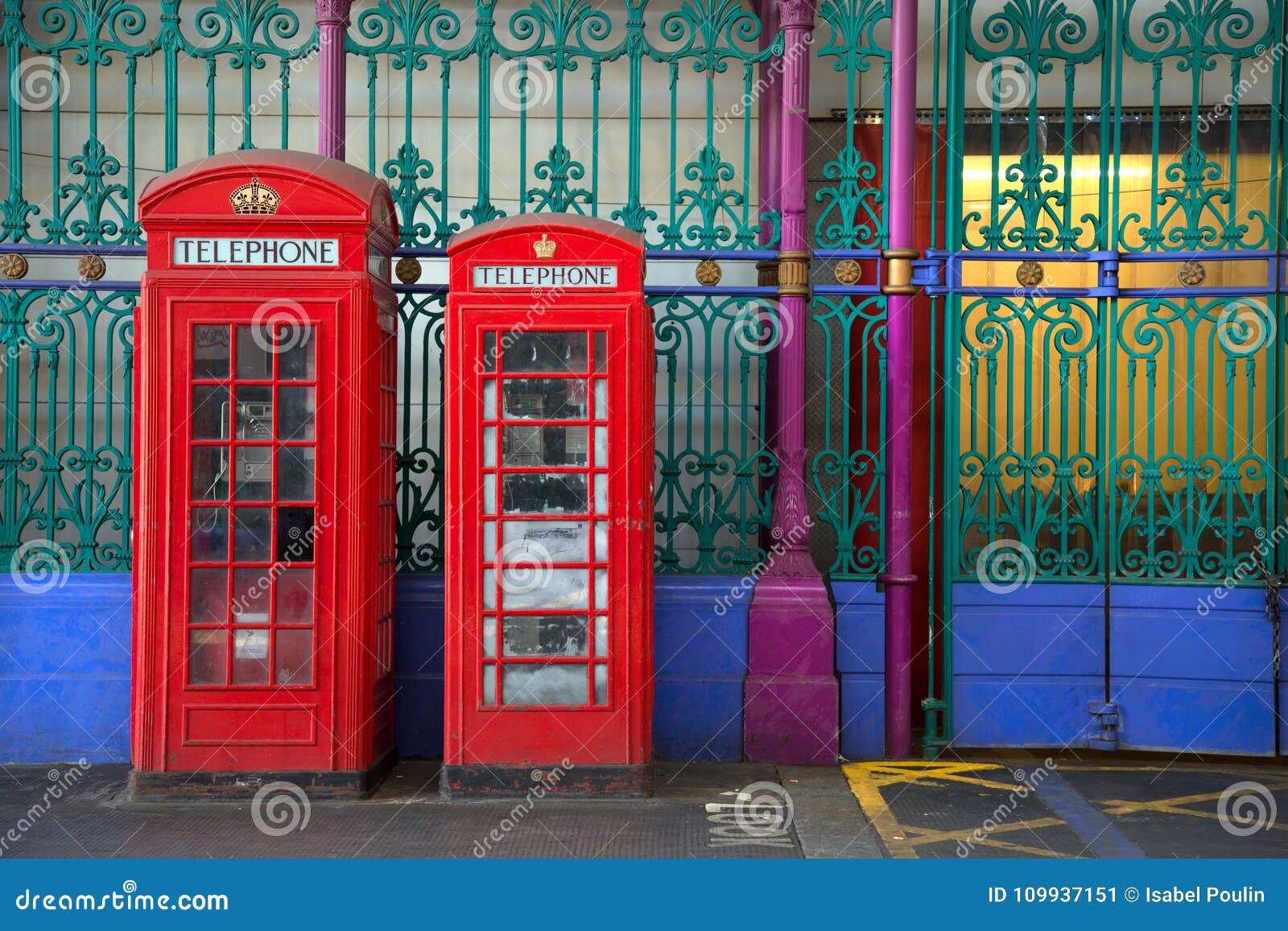 Rode Engelse Telefooncellen Met Groene Omheining Stock Afbeelding ...
