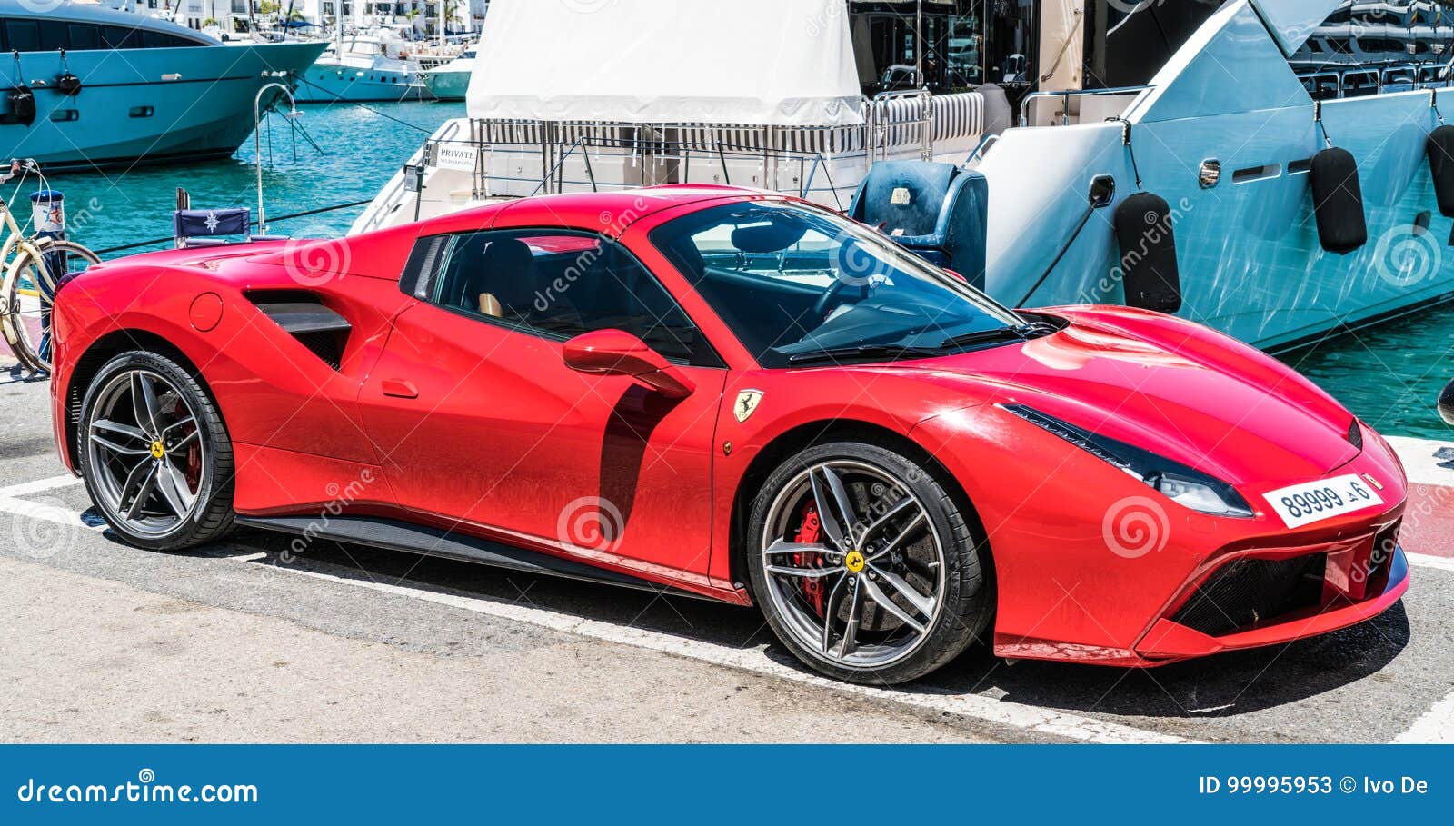 Rode ferrari in de haven redactionele stock foto. Image of jachthaven ...