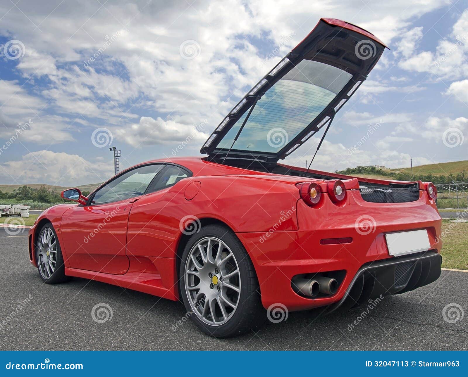 Rode Ferrari F430 Met Open Laadklep Redactionele Stock Foto - Image of ...