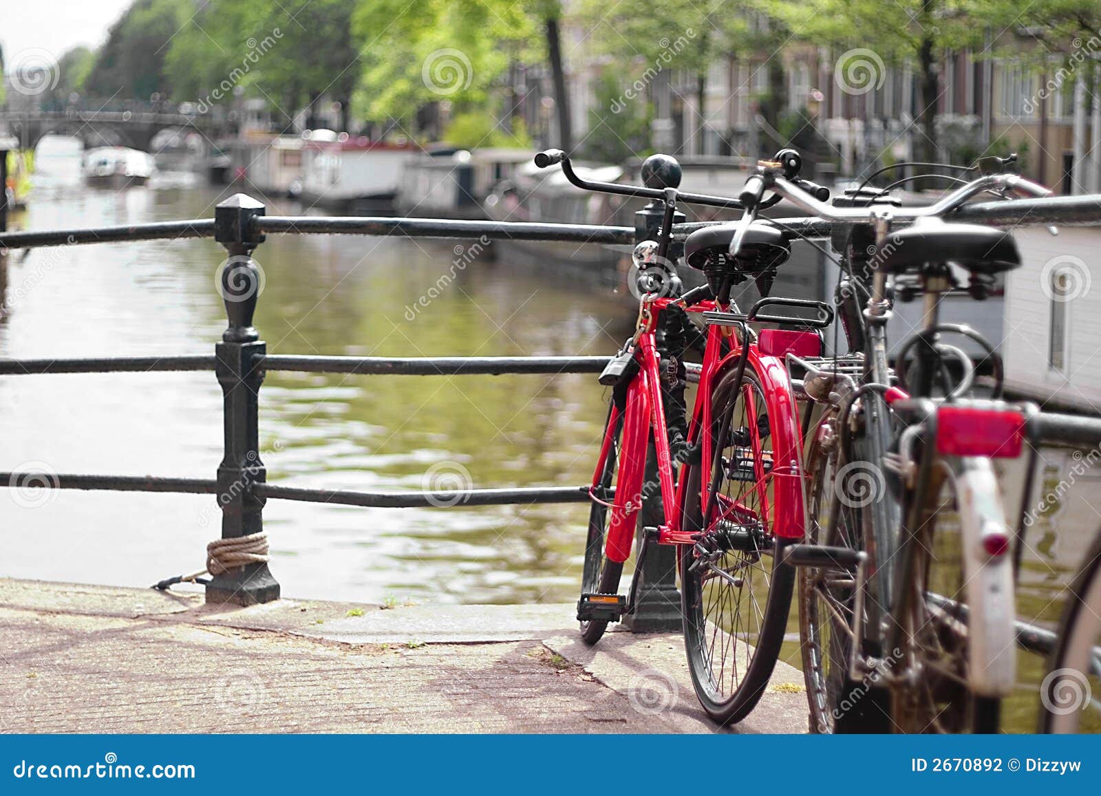 Rode fiets stock foto. Image of kleur, stad, rood, sereniteit - 2670892