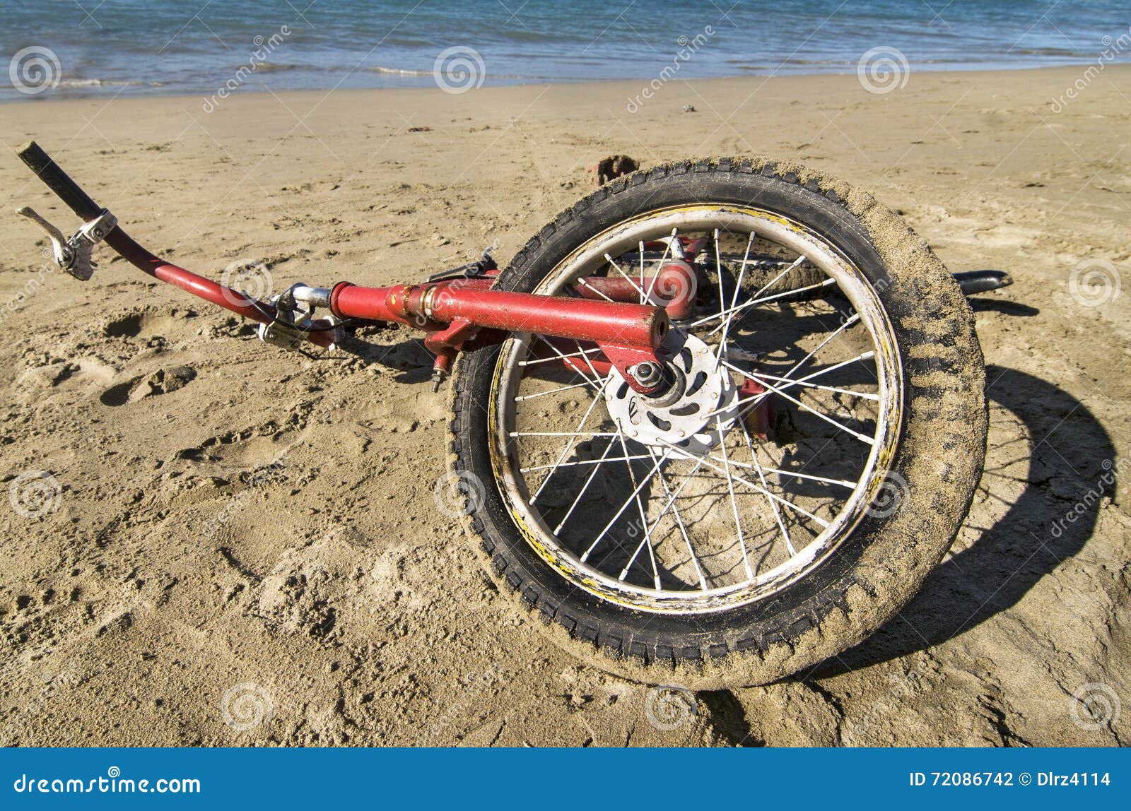 Rode Fiets door het strand stock foto. Image of speelgoed - 72086742