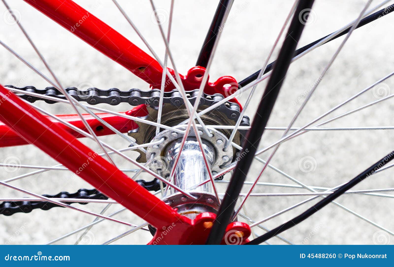 Rode fiets en achterwiel stock foto. Image of fietser - 45488260