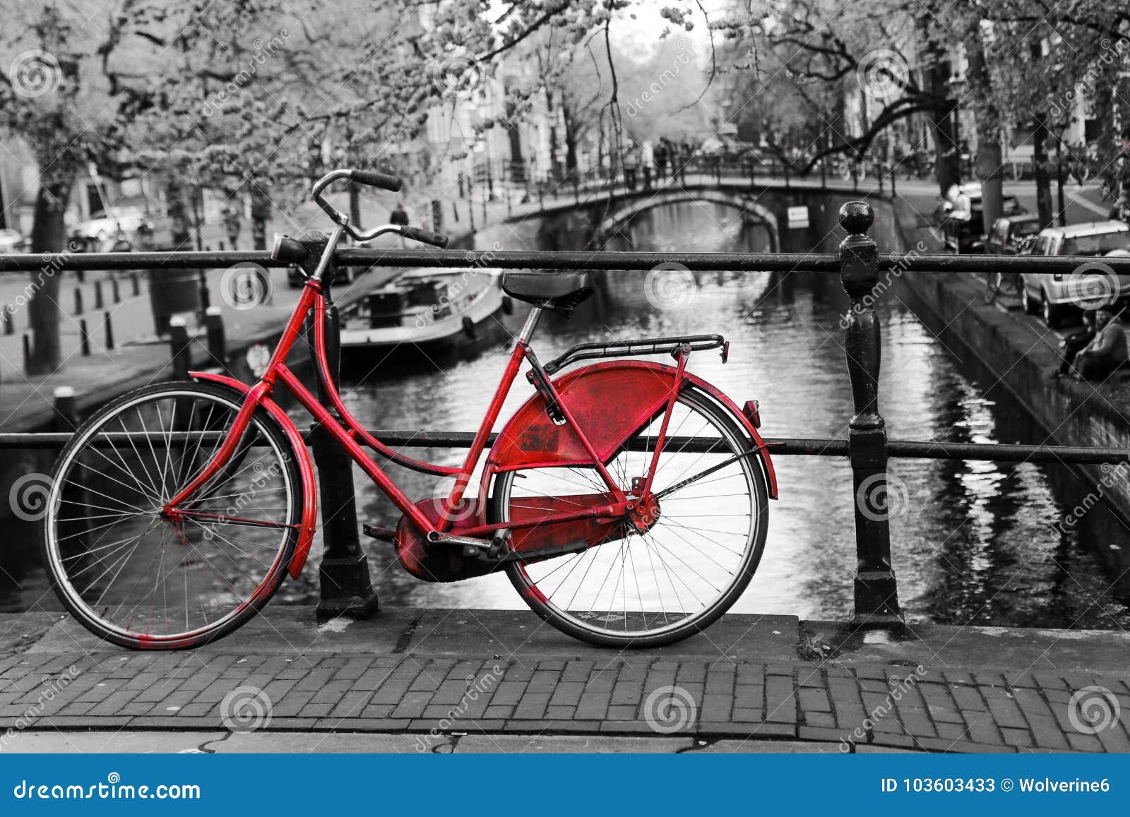 Rode fiets op de brug stock afbeelding. Image of gebruikt - 103603433