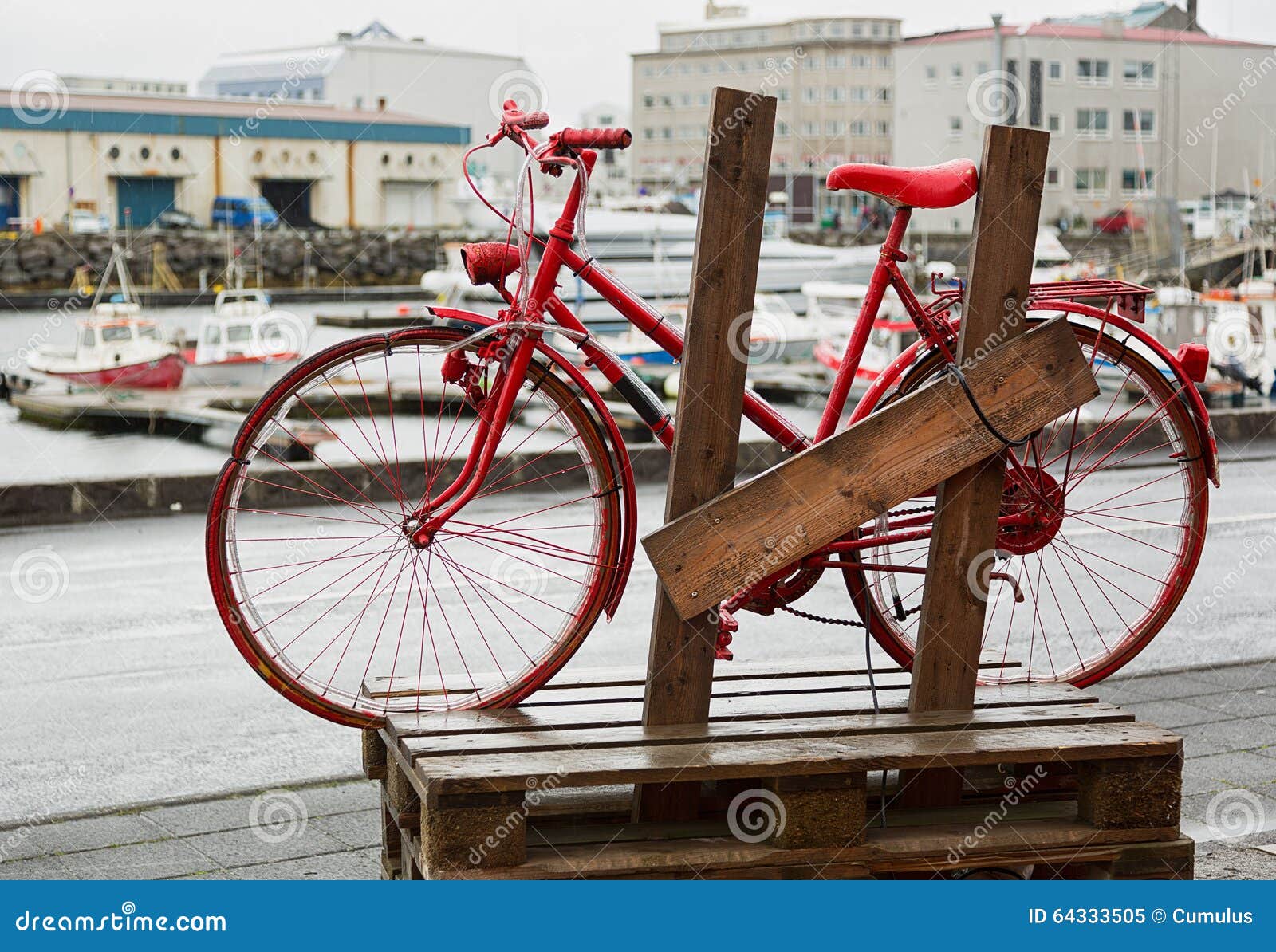 Rode Fiets Op Rustiek Fietsenrek Stock Afbeelding - Image of stedelijk ...