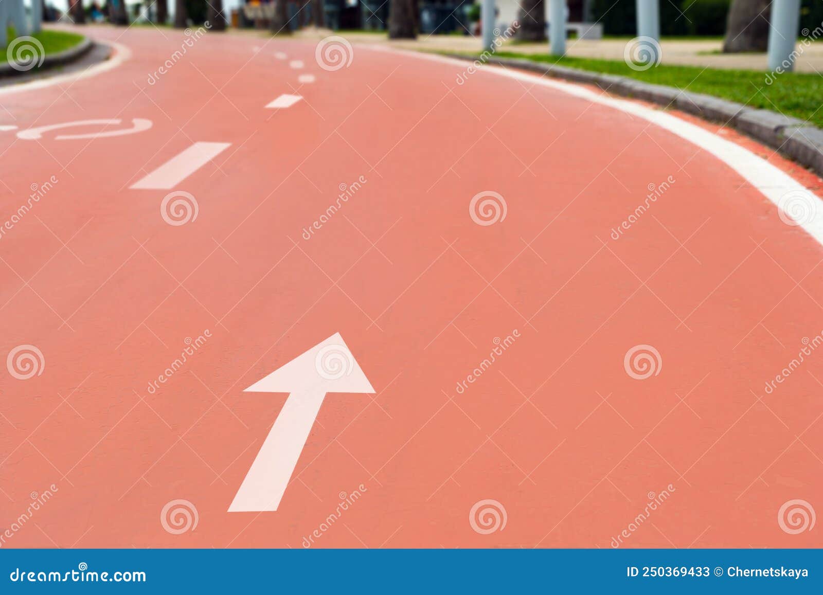 Rode Fietspad Met Geverfde Witte Richtpijl Stock Afbeelding - Image of ...