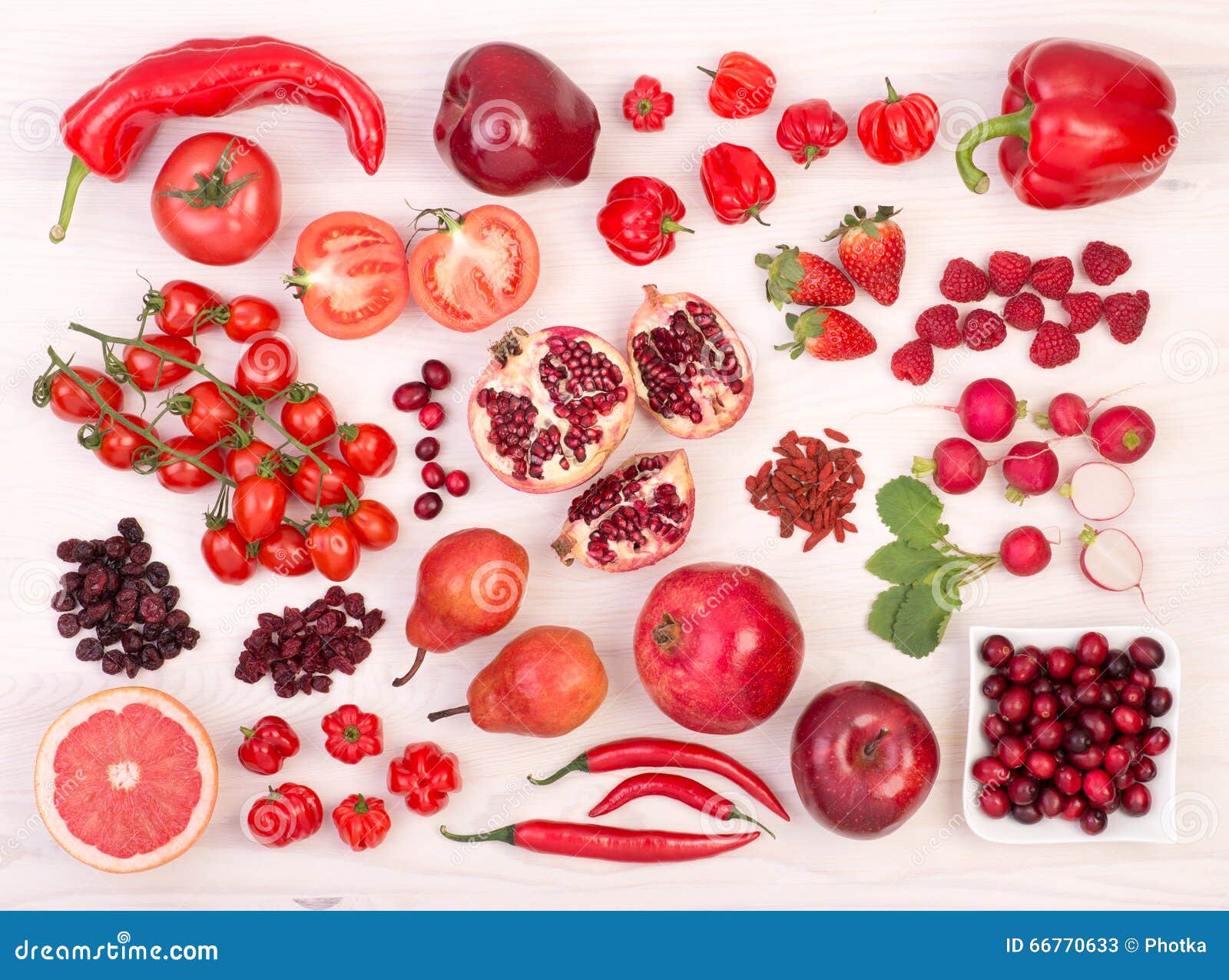 Rode fruit en groenten stock afbeelding. Image of mening - 66770633