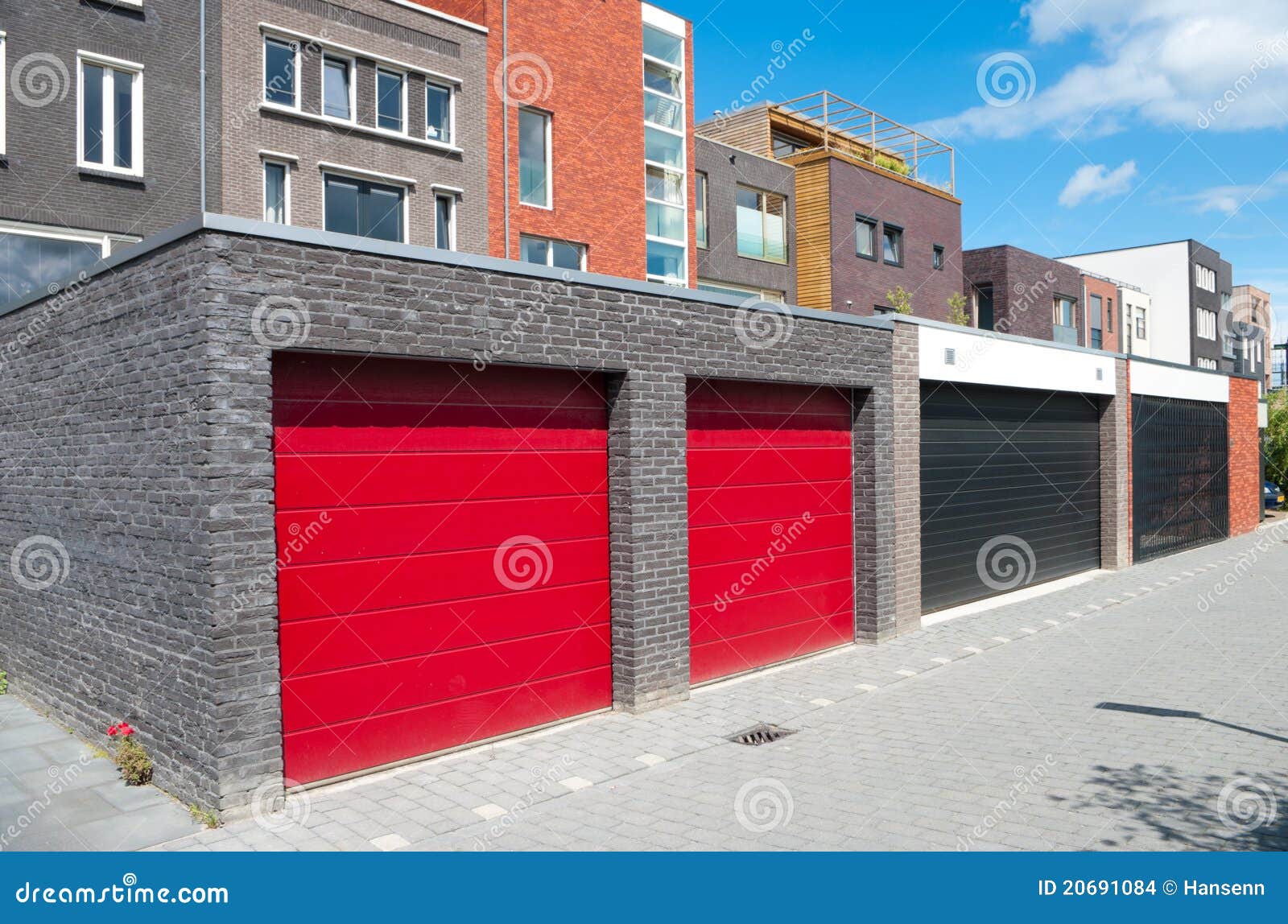 Rode garage stock foto. Image of woonplaats, plaats, buurt - 20691084