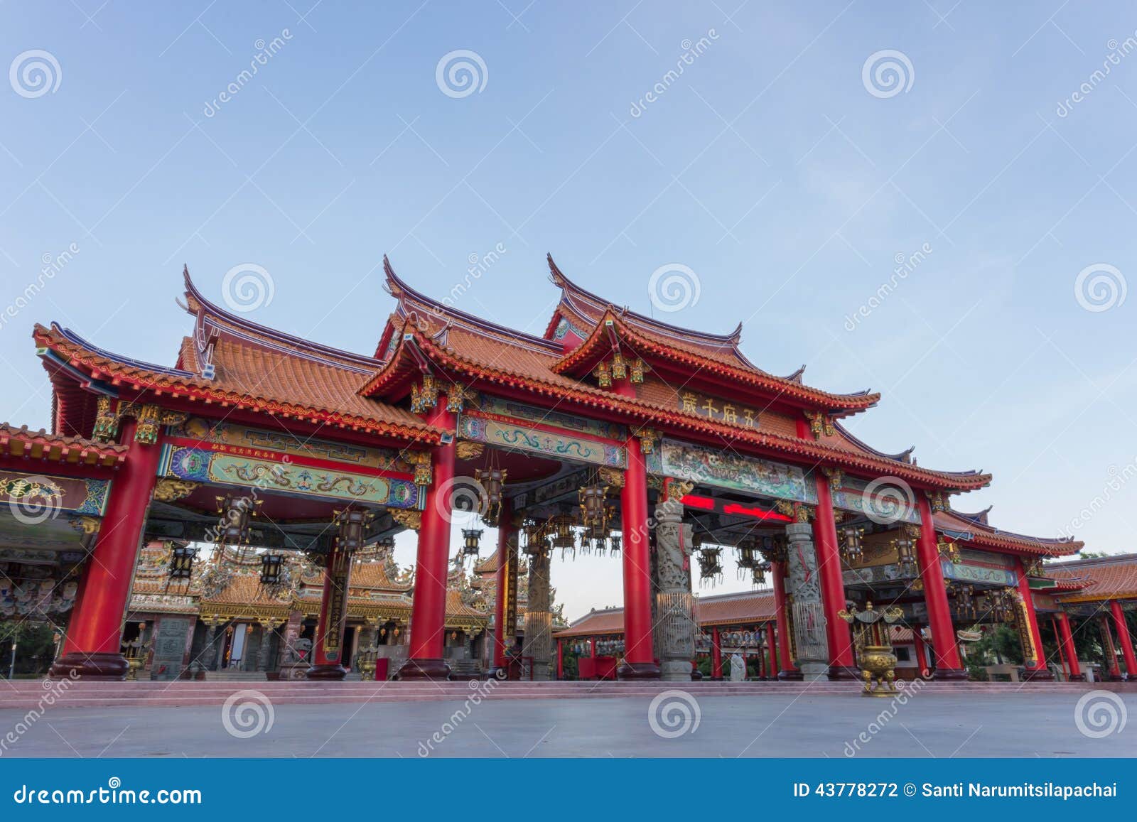 Rode Gateway Van Chinese Tempel Stock Foto - Image of poort, geloof ...