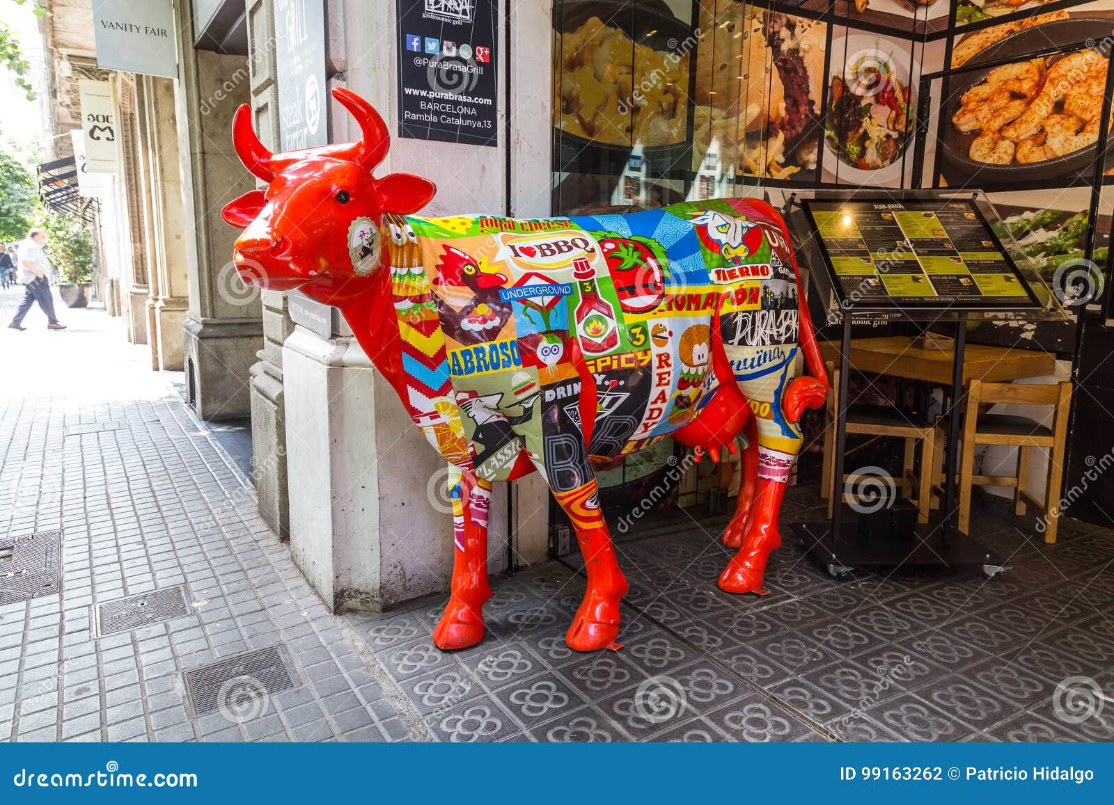 Rode geschilderde koe redactionele fotografie. Image of installatie ...