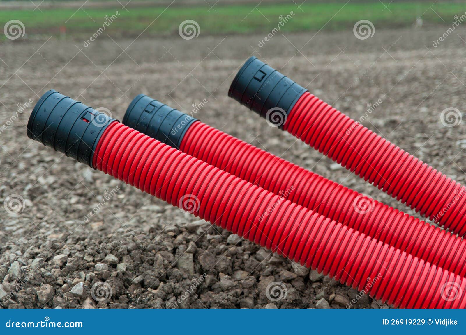 Rode golf plastic pijpen stock afbeelding. Image of installatie - 26919229