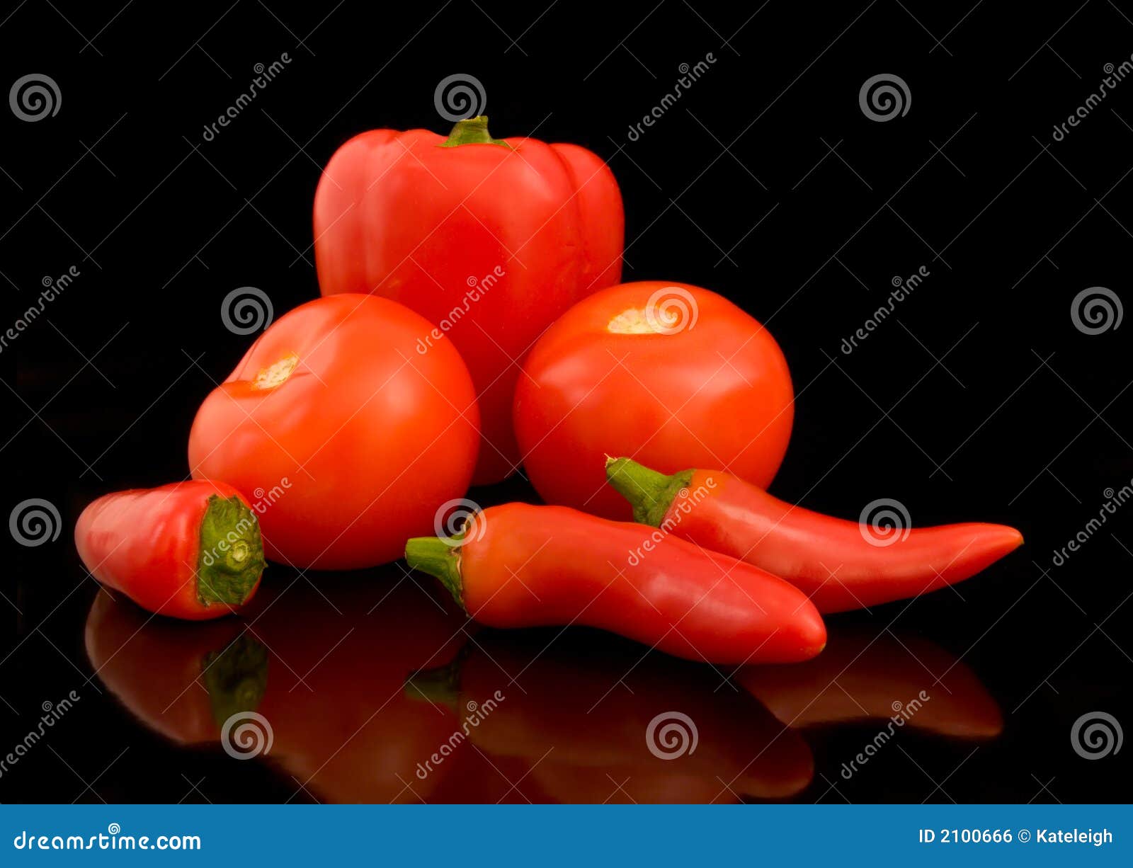 Rode Groenten op Zwarte stock foto. Image of velen, verschillend - 2100666