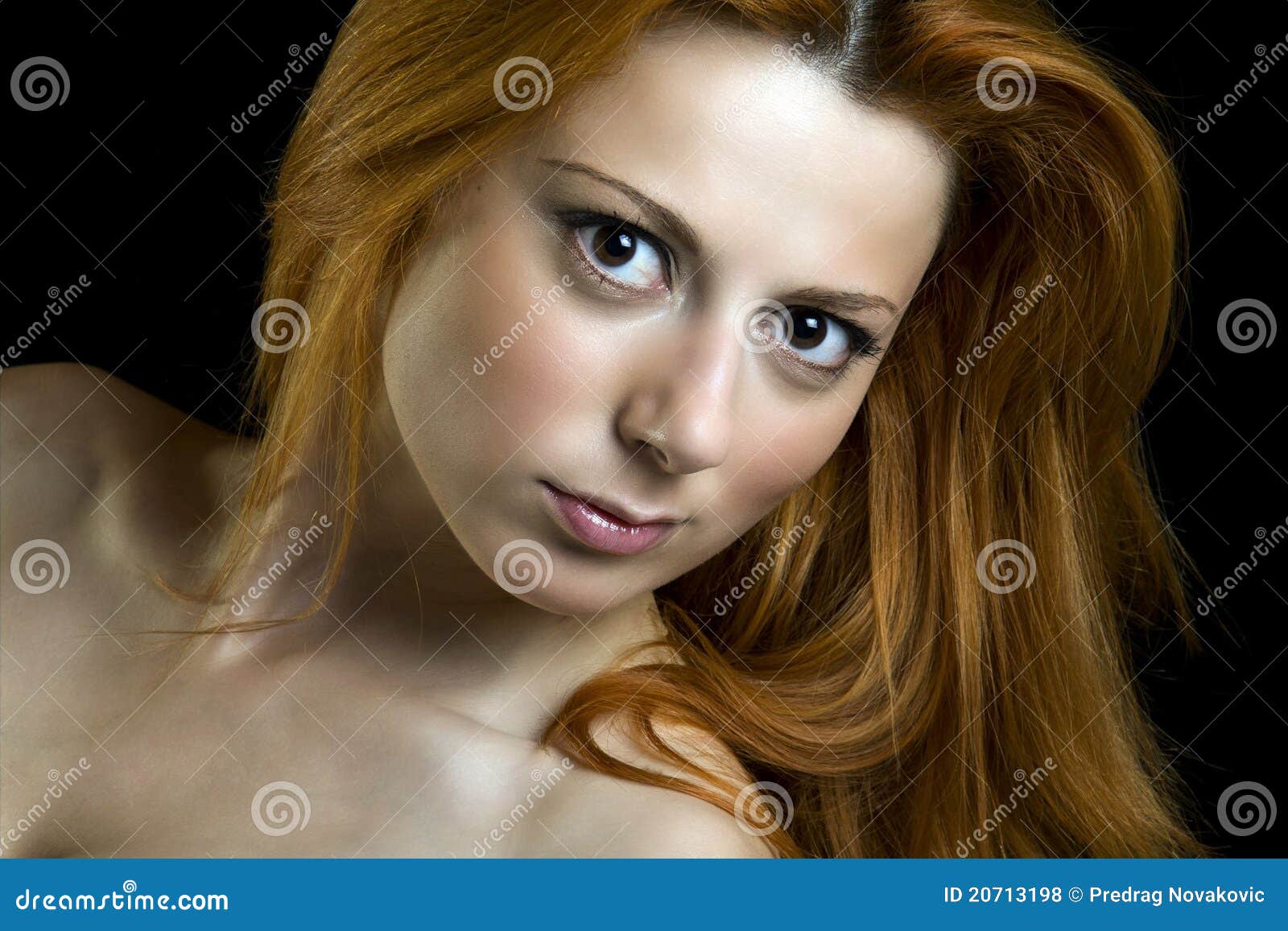 Rode haar mooie vrouw stock foto. Image of lippenstift - 20713198