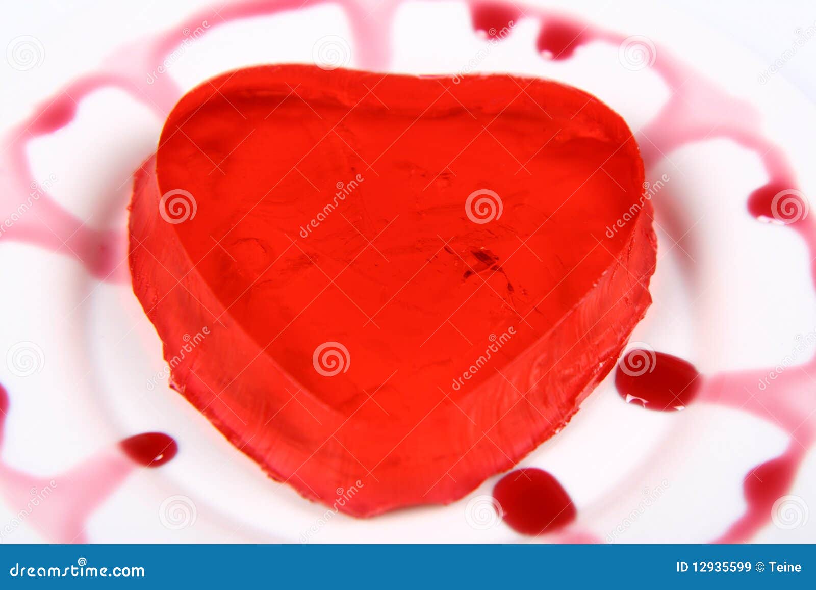 Rode hart gevormde jello stock afbeelding. Image of zoet - 12935599