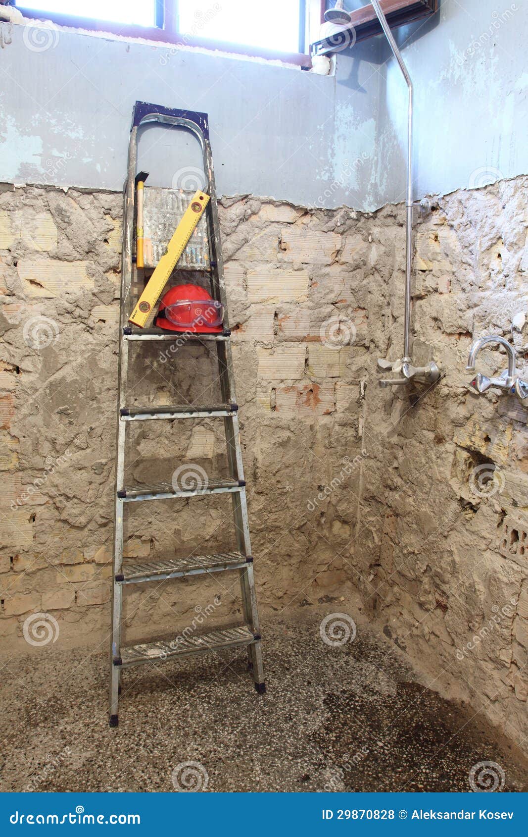Rode Helm Op Het Werkplaats Stock Foto - Image of ingenieur, gevaarlijk ...