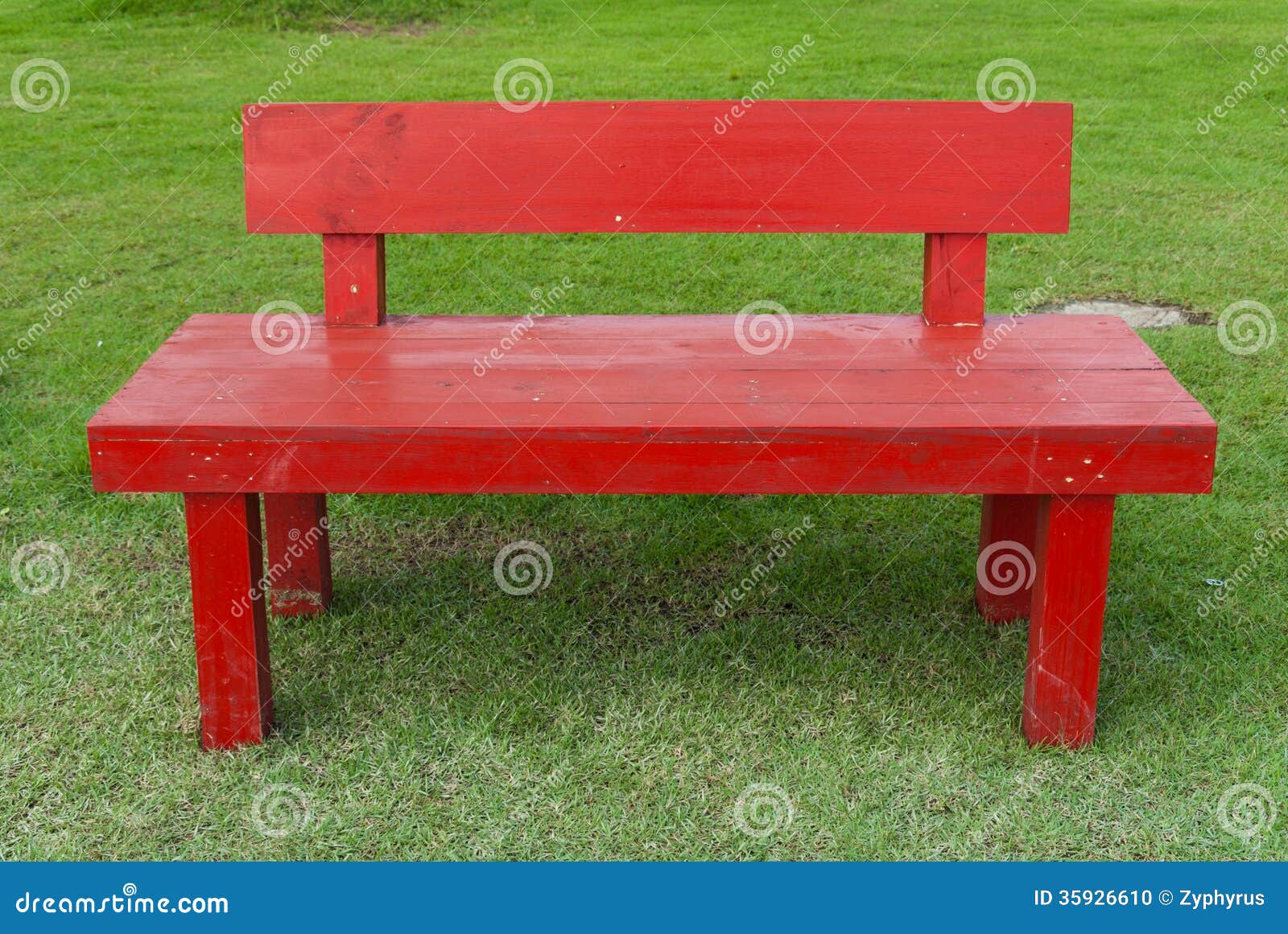 Rode Houten Bank Op Het Groene Gras Stock Foto - Image of decoratief ...