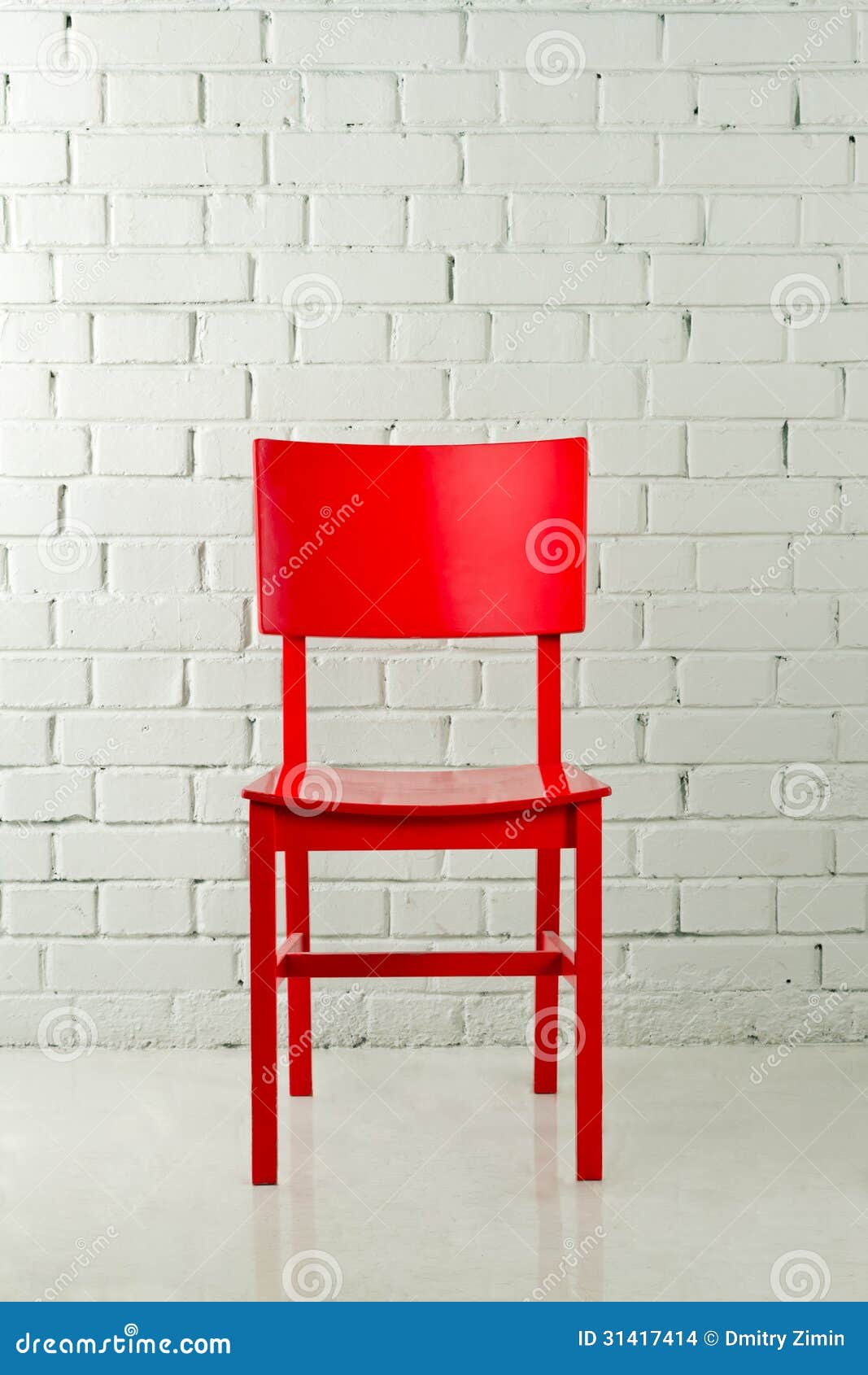 Rode houten stoel stock foto. Image of levensstijl, zetel - 31417414