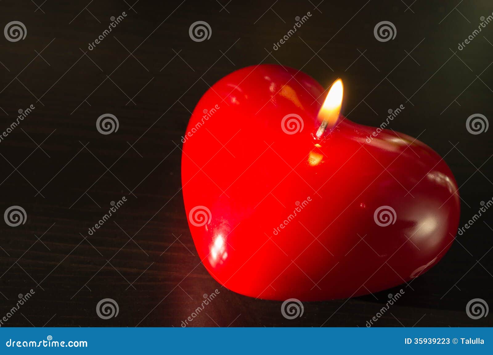 Rode Kaars in De Vorm Van Hart Stock Afbeelding - Image of decoratief ...