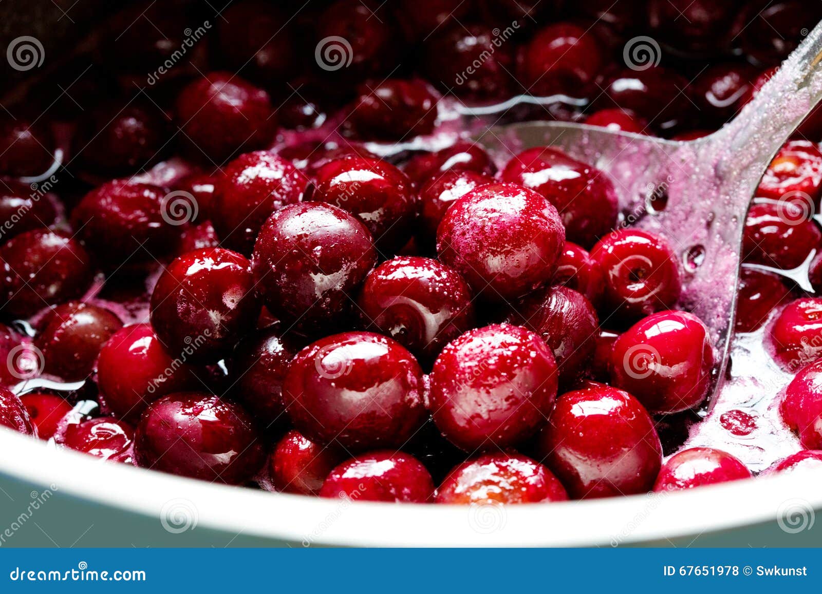 Rode Kersen in Suikerstroop Stock Foto - Image of zomer, vrucht: 67651978