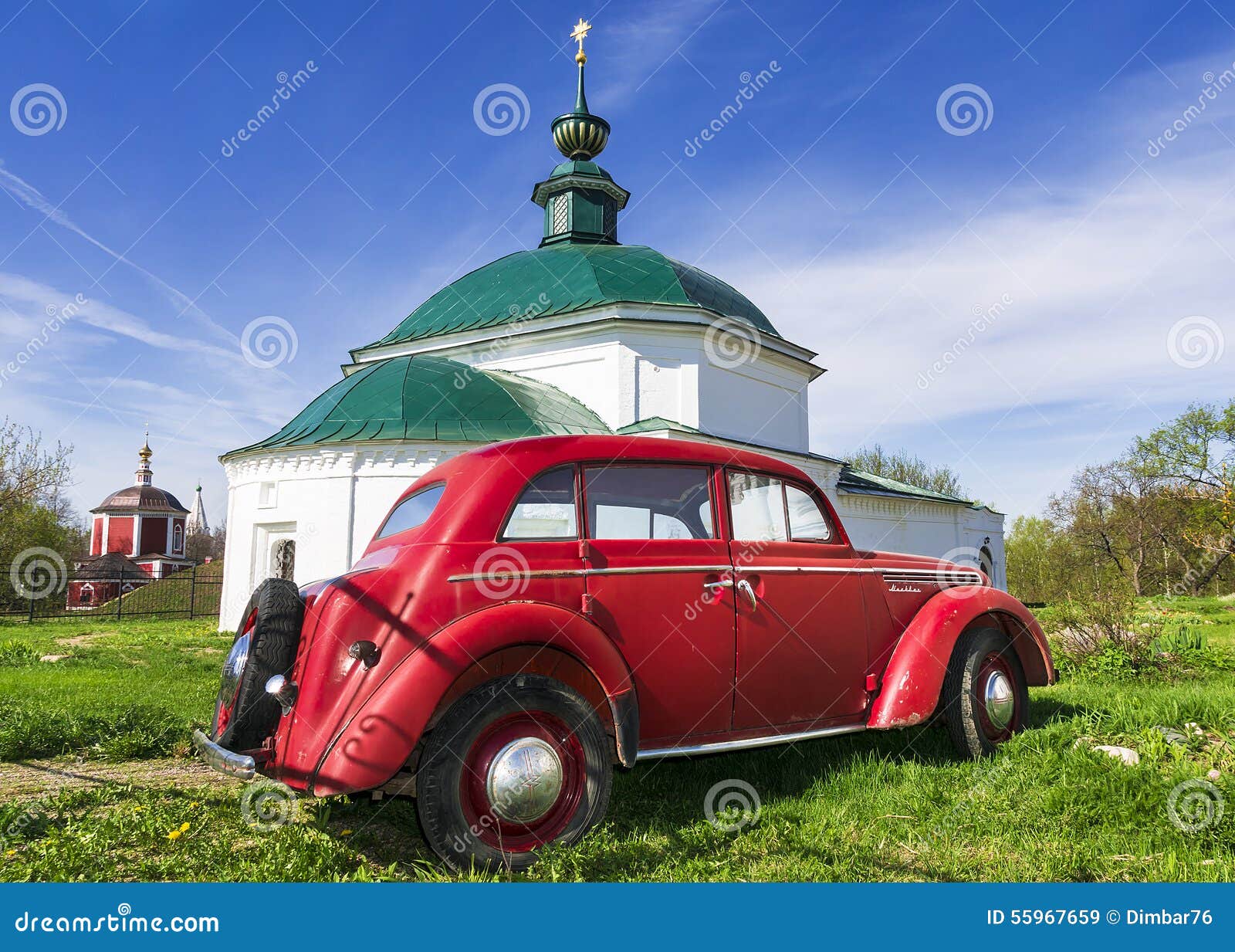 Rode klassieke auto redactionele stock afbeelding. Image of december ...