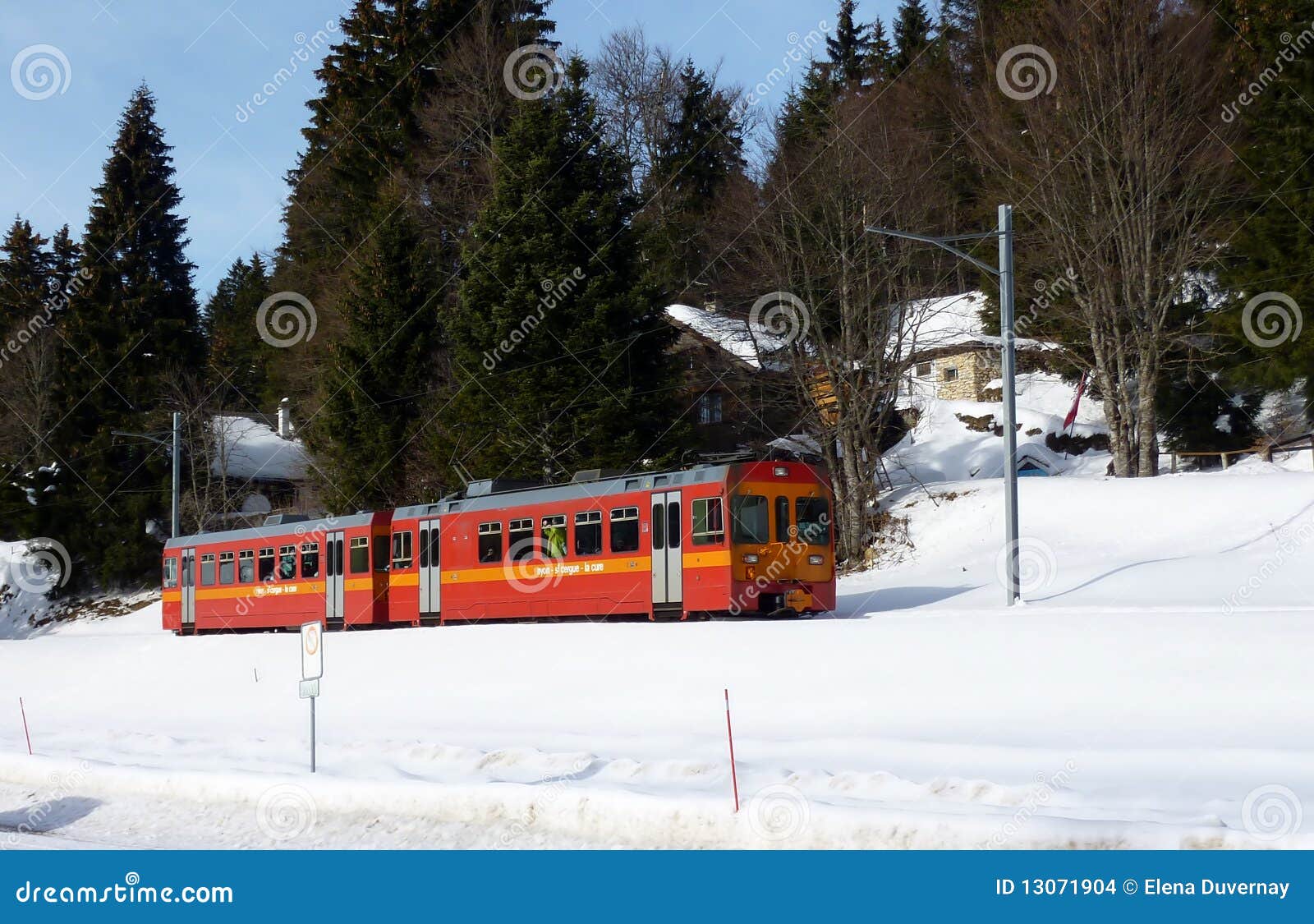 Rode Kleine Trein in De Berg Van Het Juragebergte Stock Foto - Image of ...