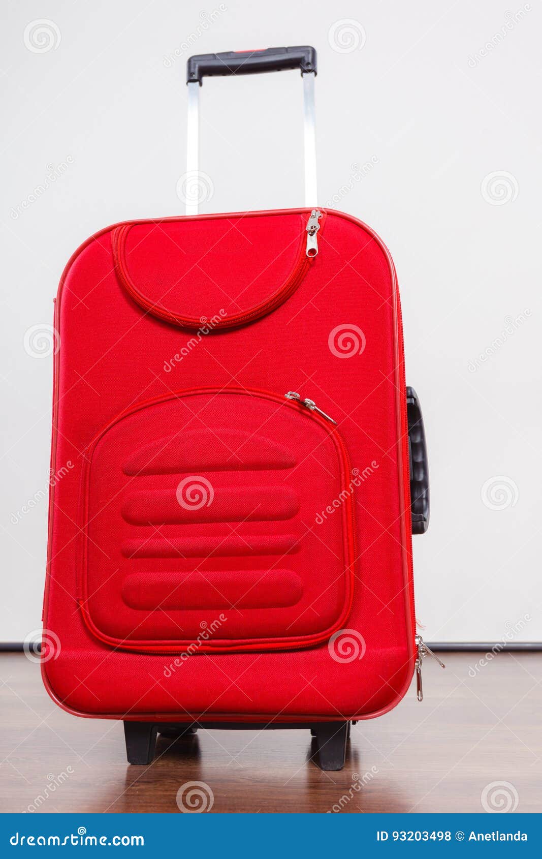 Rode Koffer Voor Thuis Het Reizen Op Vloer Stock Foto - Image of ...