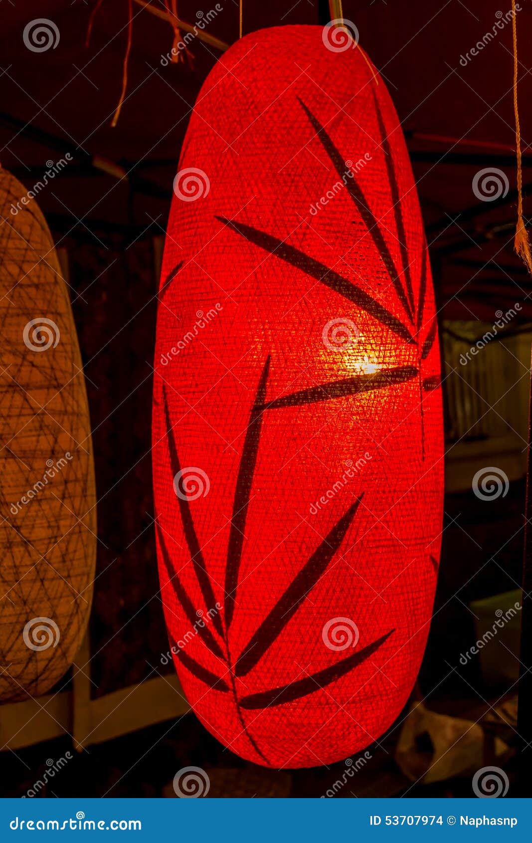 Rode lamp Chinese stijl stock foto. Image of blad, lampen - 53707974