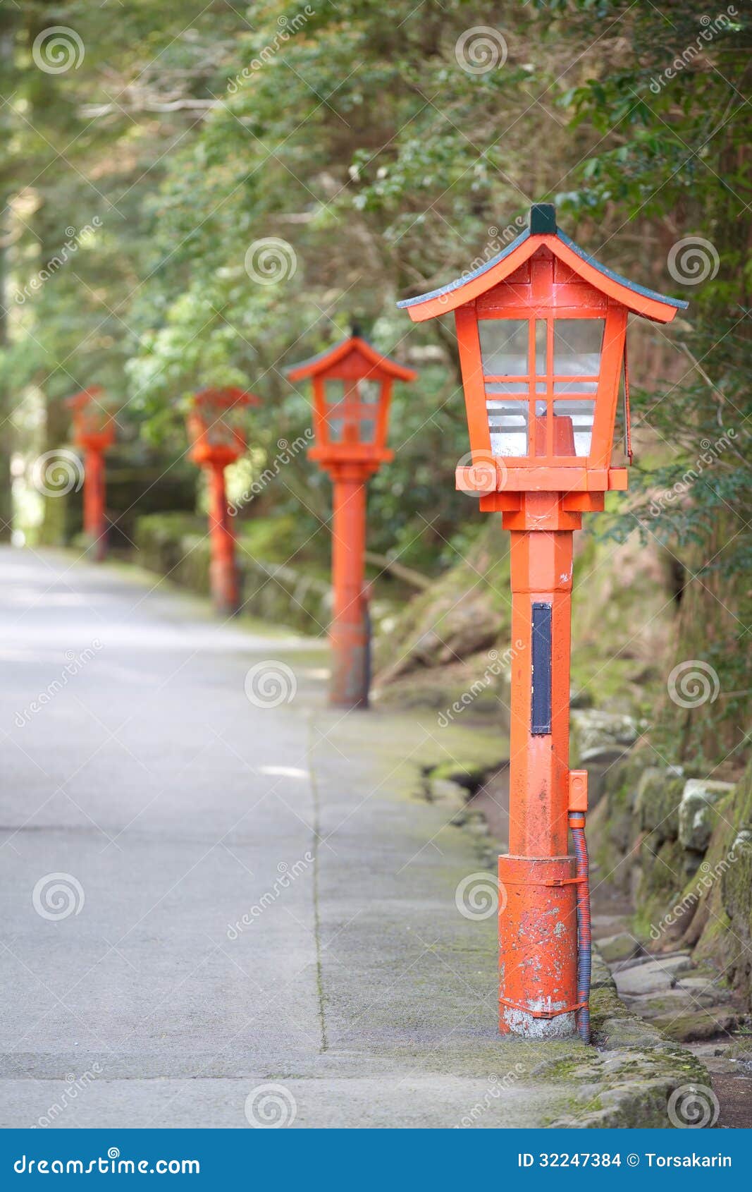 Rode Lamp in De Japanse Tuin Stock Foto - Image of voorwerp, tuin: 32247384