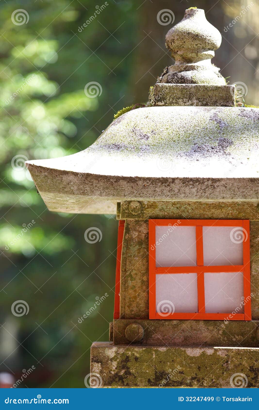 Rode Lamp in De Japanse Tuin Stock Afbeelding - Image of kleur, thais ...