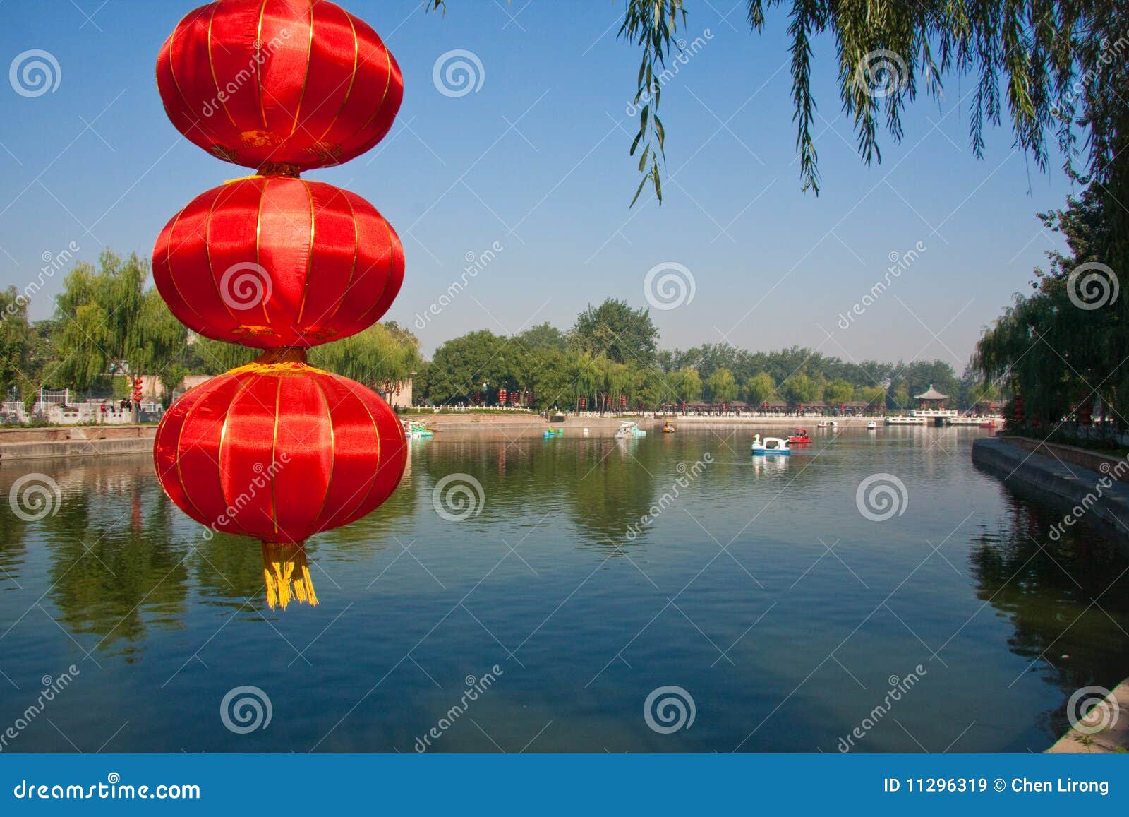 Rode lantaarn stock afbeelding. Image of ligplaats, aziatisch - 11296319