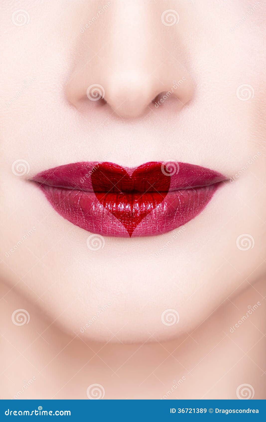 Rode lippen met hartvorm stock afbeelding. Afbeelding bestaande uit ...