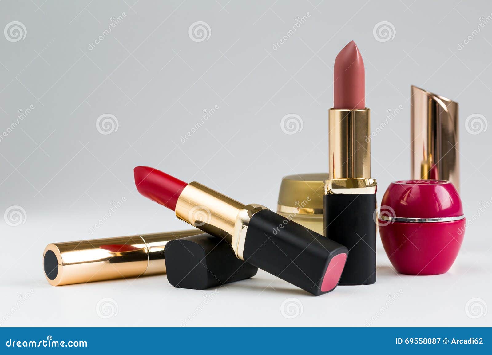Rode lippenstift stock afbeelding. Image of glanzend - 69558087