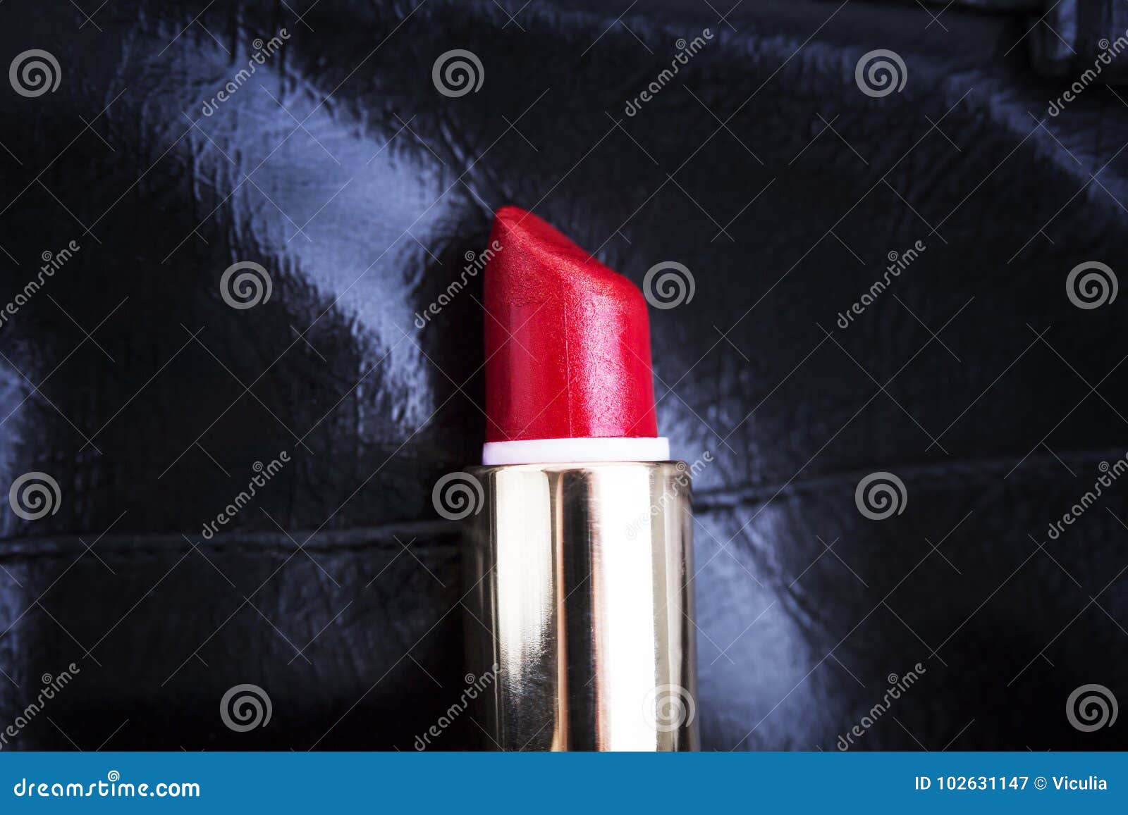 Rode Lippenstift Op Zwarte Leerachtergrond Stock Afbeelding - Image of ...