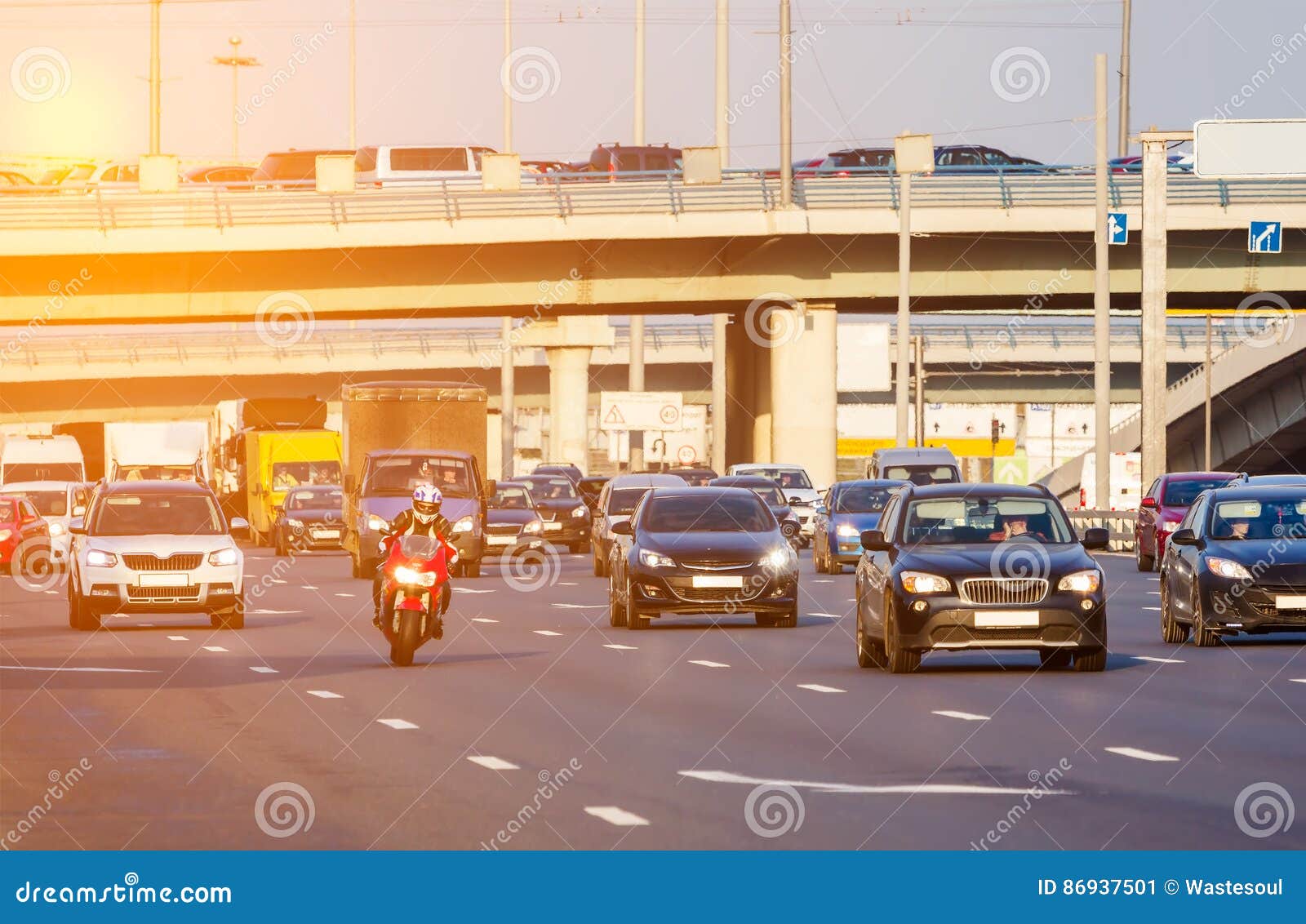 Rode Motor Op Het Wegverkeer Stock Afbeelding - Image of route, snelweg ...