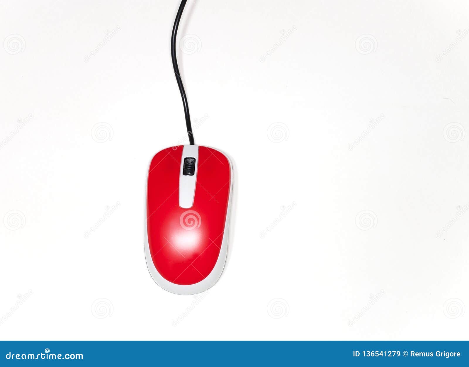 Rode muis met zwarte draad stock afbeelding. Image of achtergrond ...