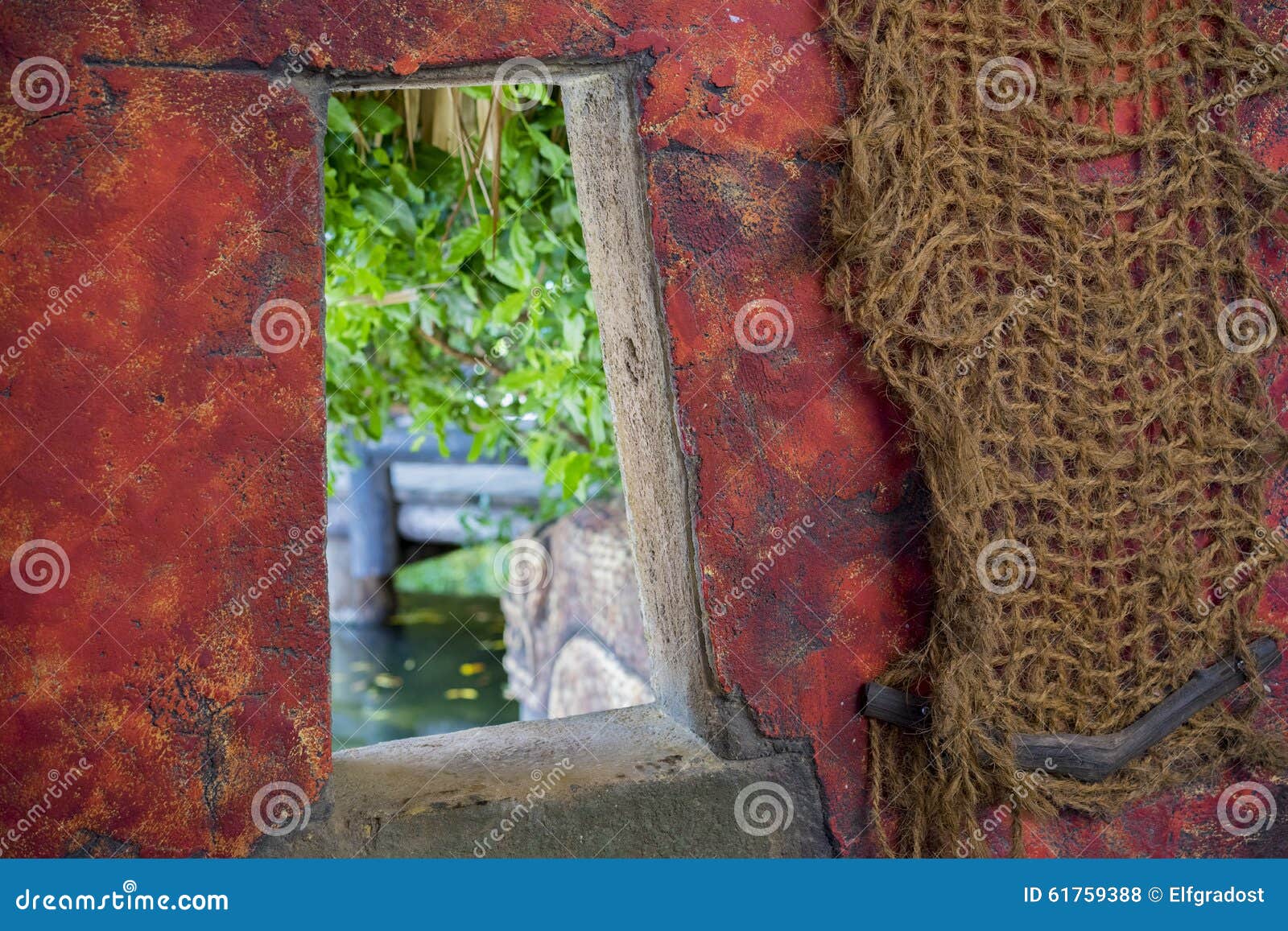 Rode Muur Met Het Opleveren En Open Venster Stock Foto - Image of ...