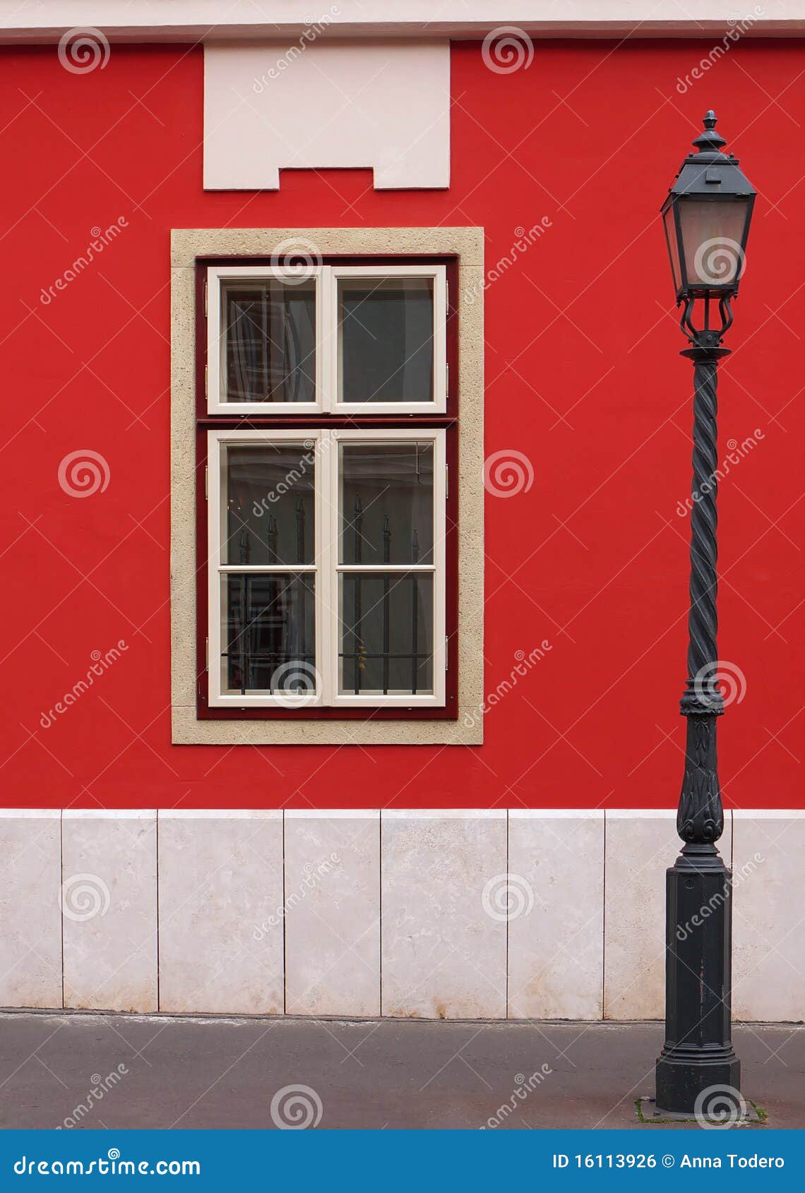 Rode muur met lantaarnpaal stock foto. Image of historisch - 16113926