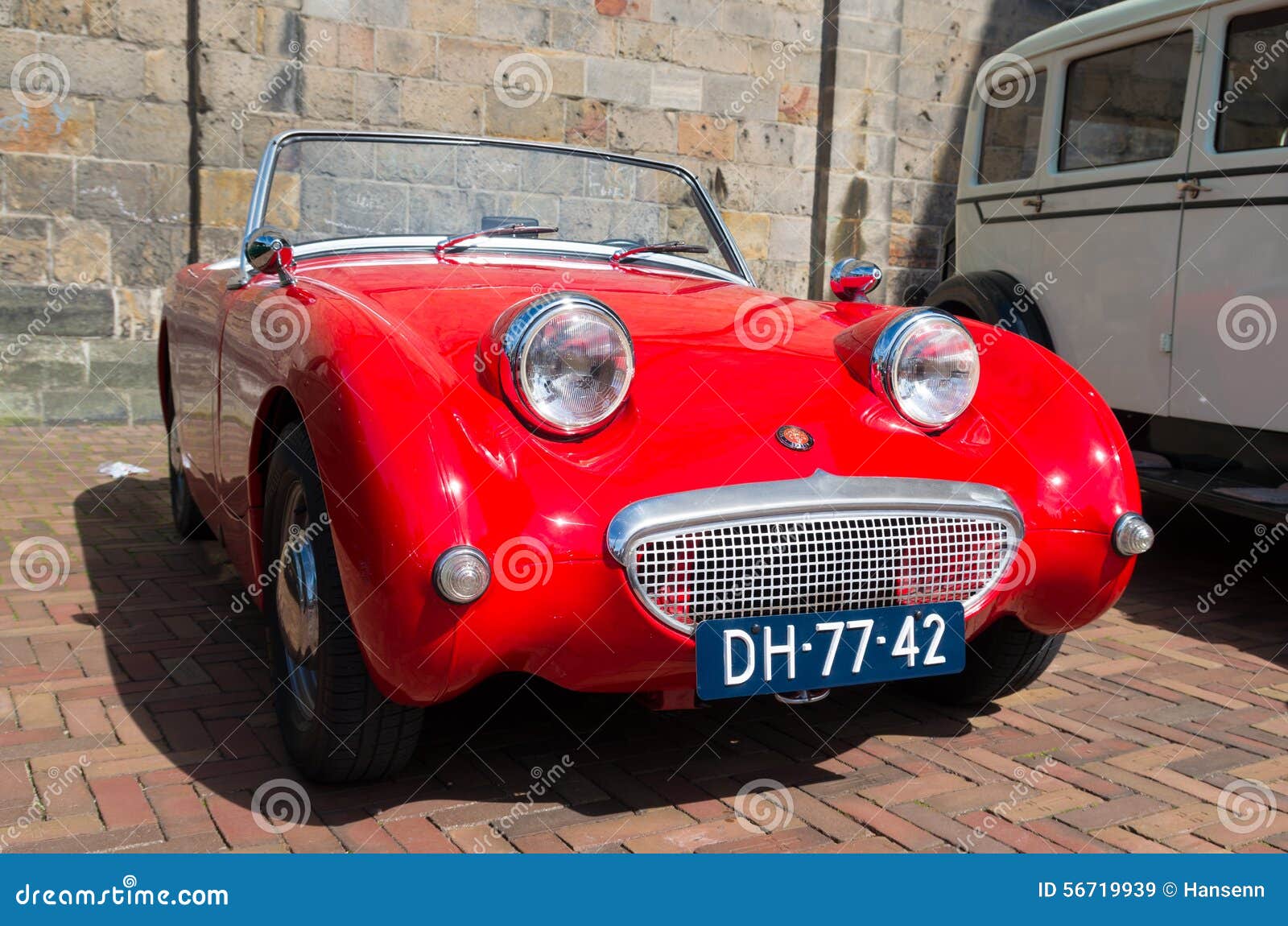 Rode oldtimer redactionele stock afbeelding. Image of antiquiteit ...