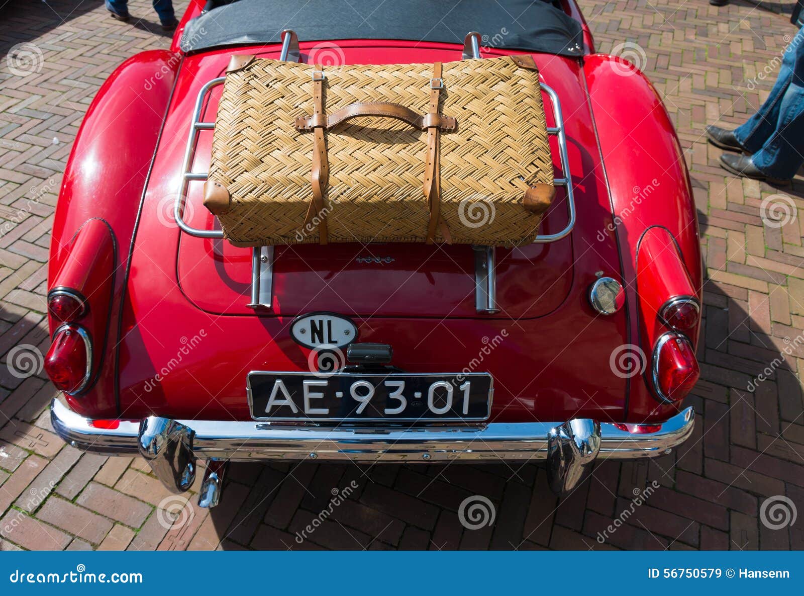 Rode oldtimer redactionele stock afbeelding. Image of rood - 56750579