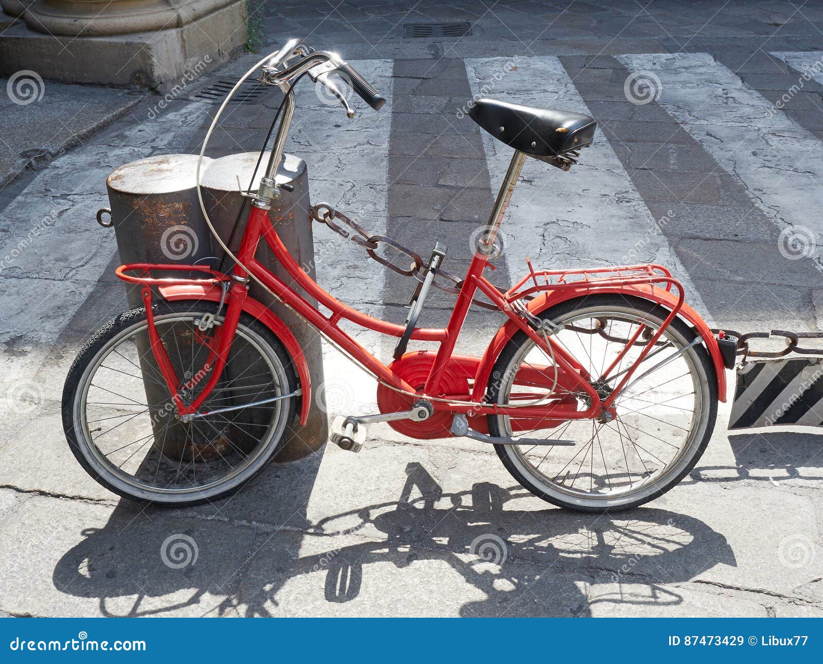 Rode Ouderwetse Fiets Geparkeerde Straat Stock Afbeelding - Image of ...