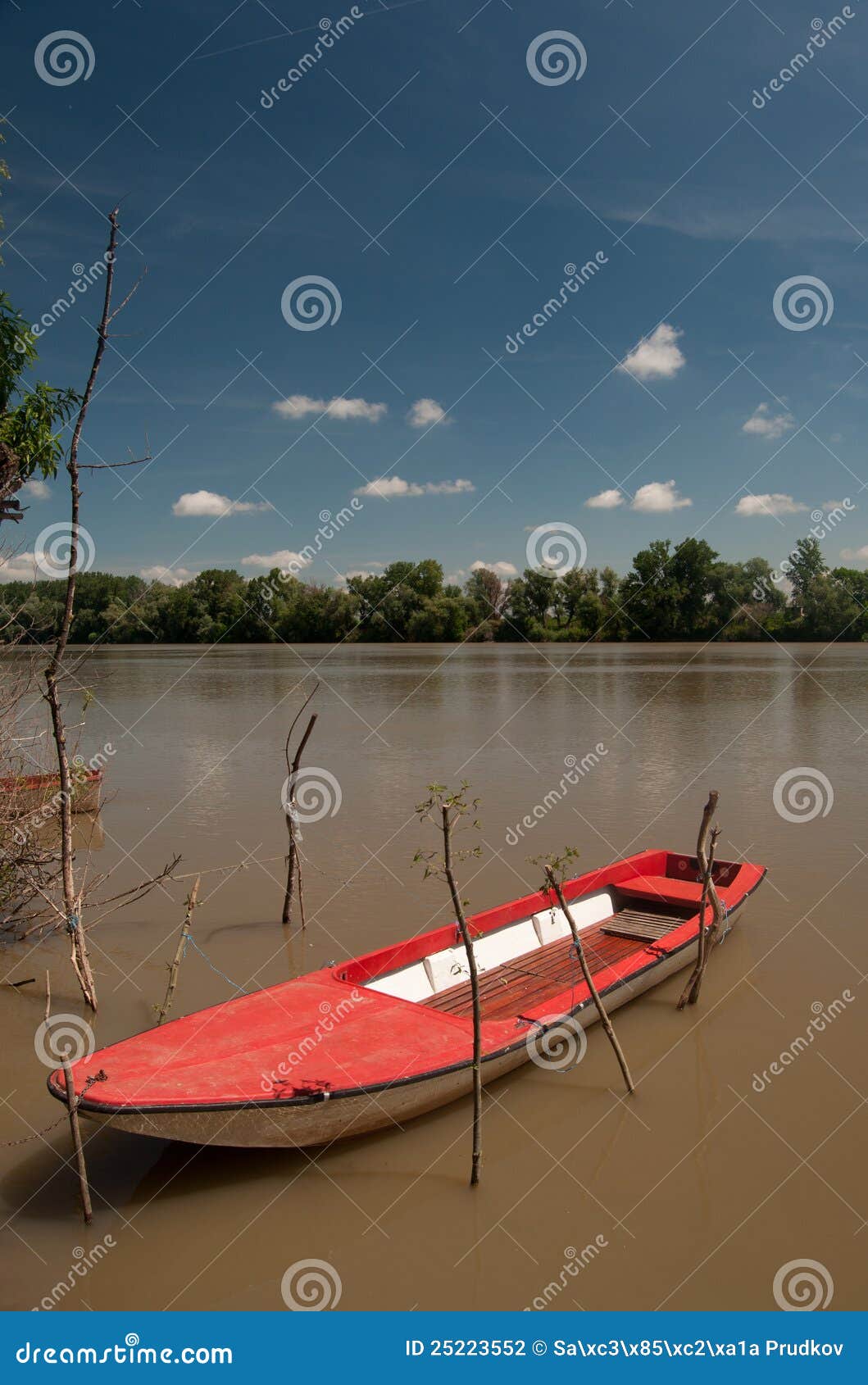 Rode Plastic Boot Die Op De Rivier Drijft Stock Foto - Image of ...