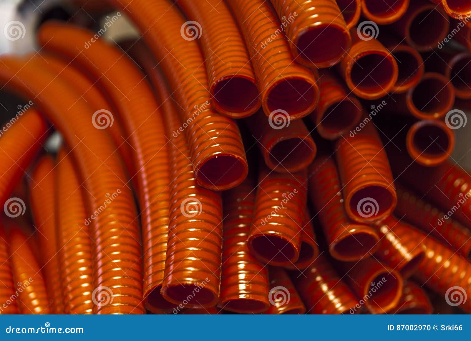 Rode plastic slangen stock foto. Image of water, golf - 87002970