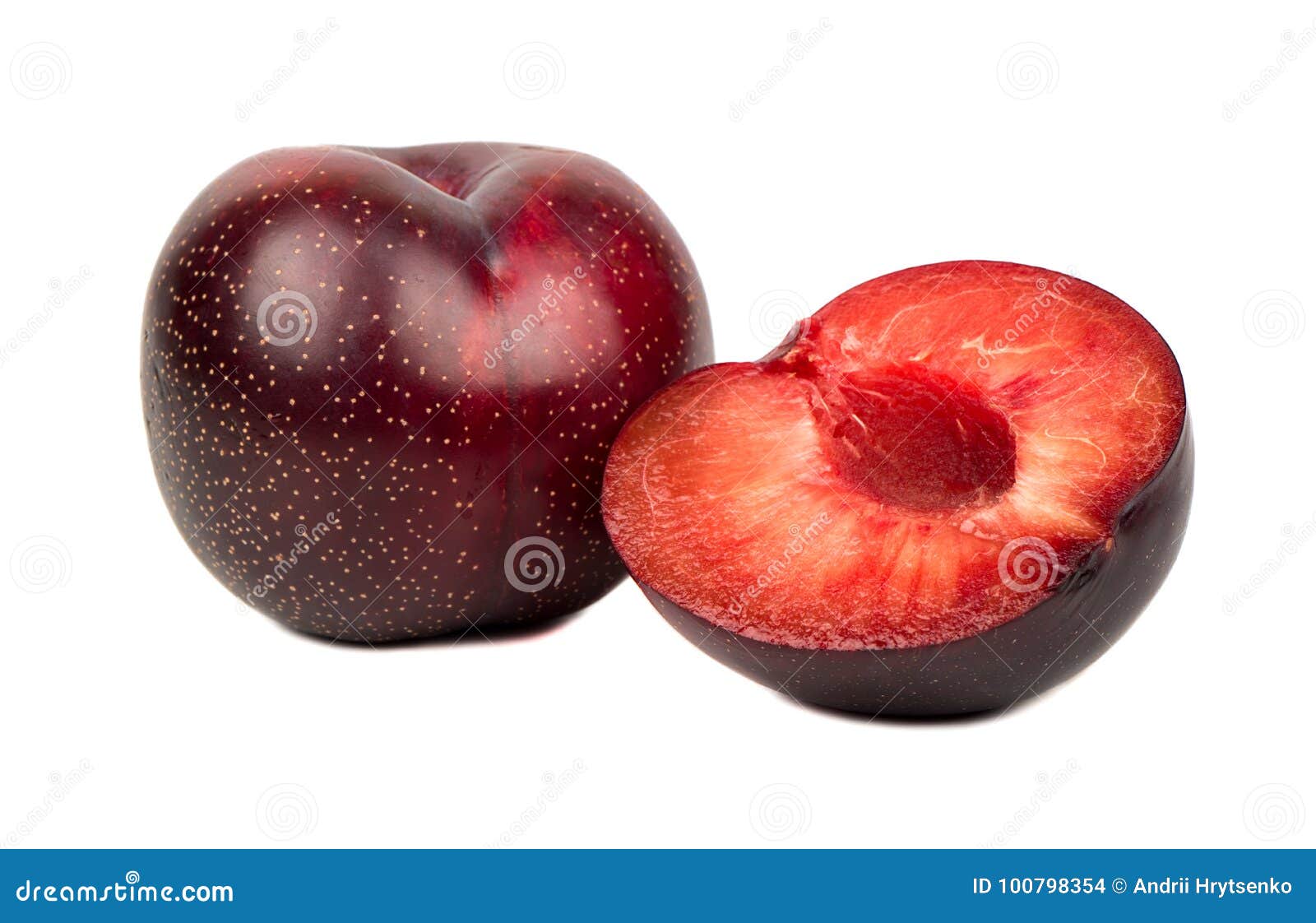 Rode pruim met de helft stock foto. Image of voedsel - 100798354