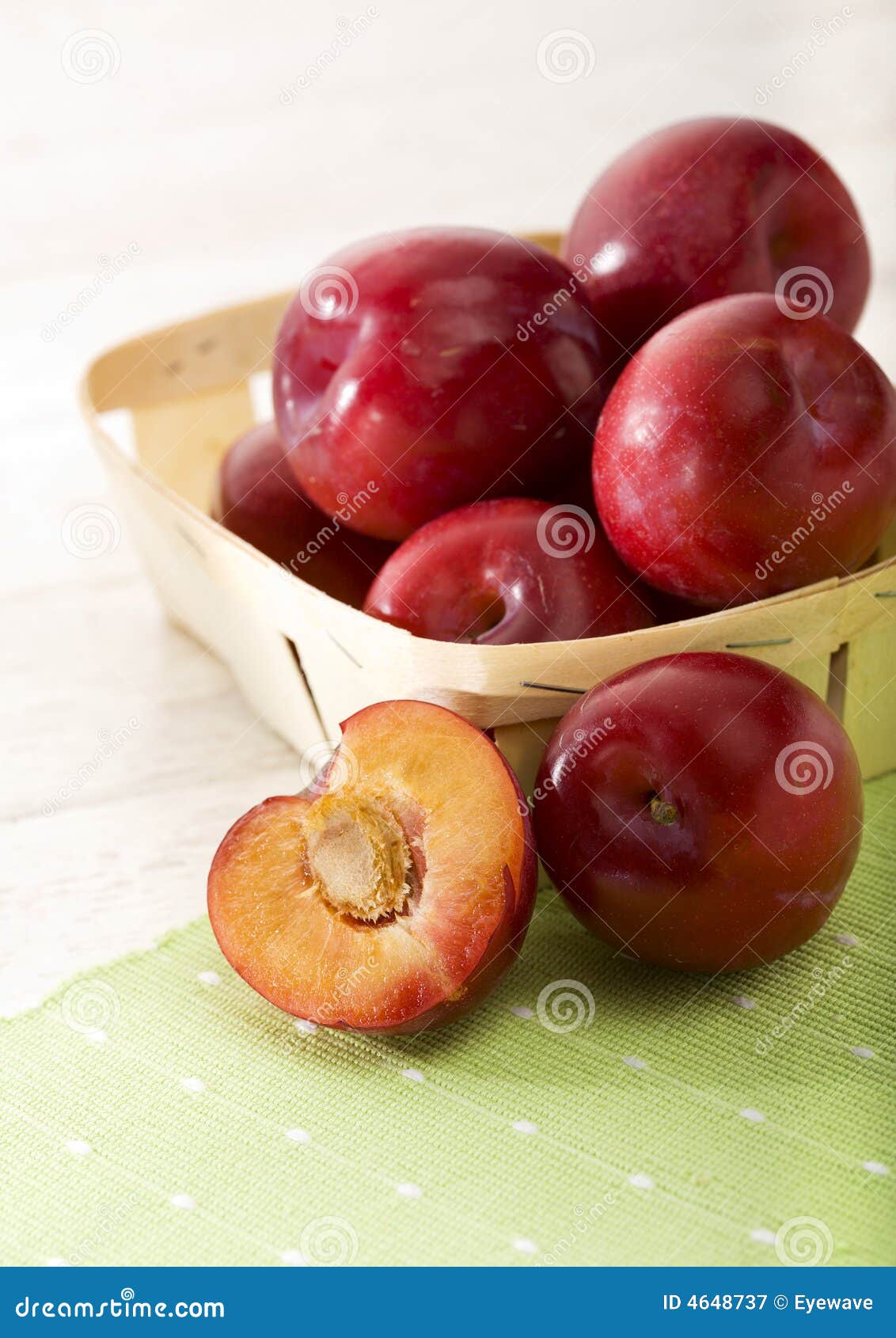 Rode Pruimen in Kleine Mand 2 Stock Afbeelding - Image of ronde, half ...