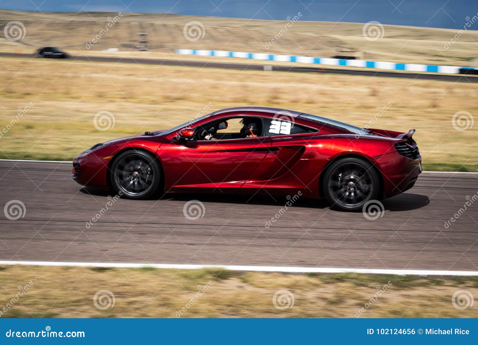 Rode Raceauto redactionele foto. Image of snelheid, daglicht - 102124656