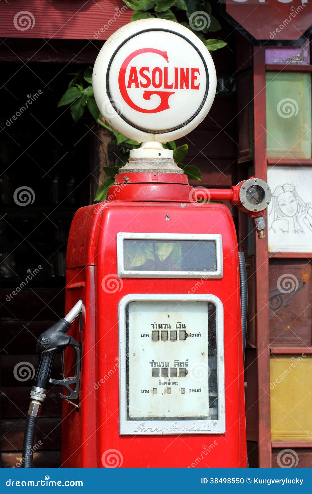 Rode retro benzinepomp stock foto. Image of aardolie - 38498550