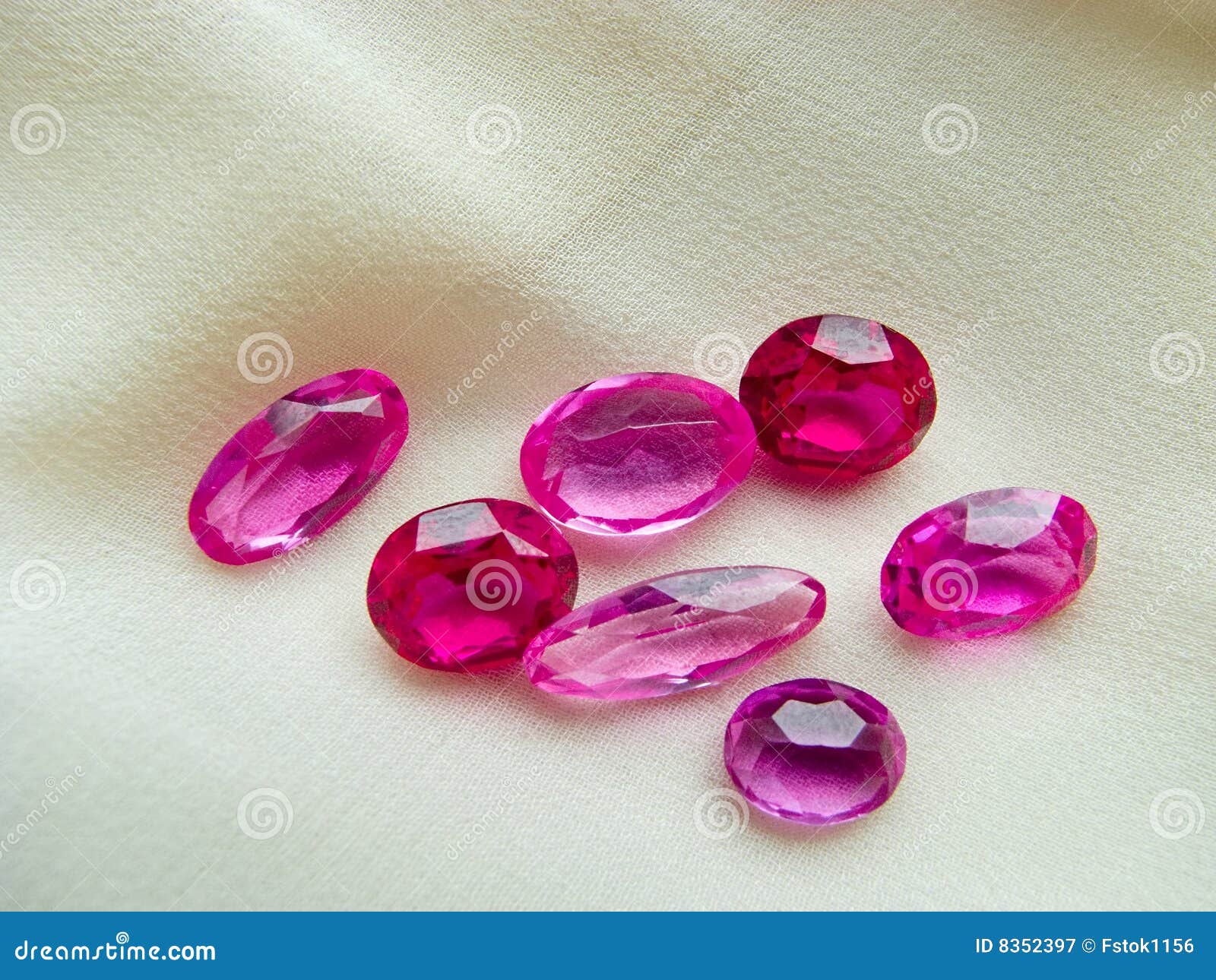 Rode robijnen stock afbeelding. Image of huwelijk, besnoeiing - 8352397