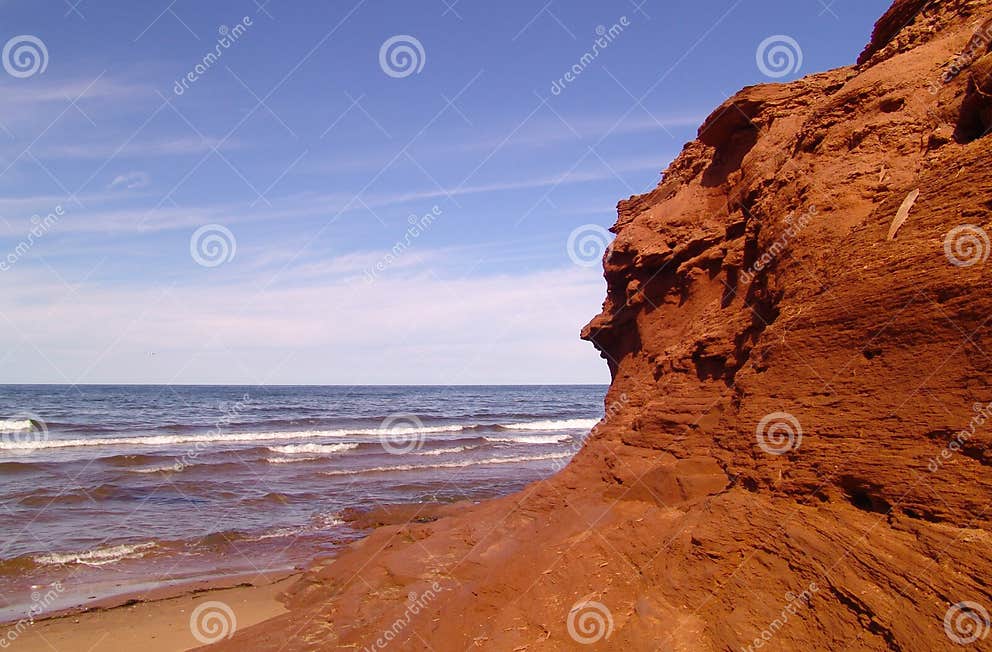 Rode rots op het strand stock afbeelding. Image of achtergrond - 59965271